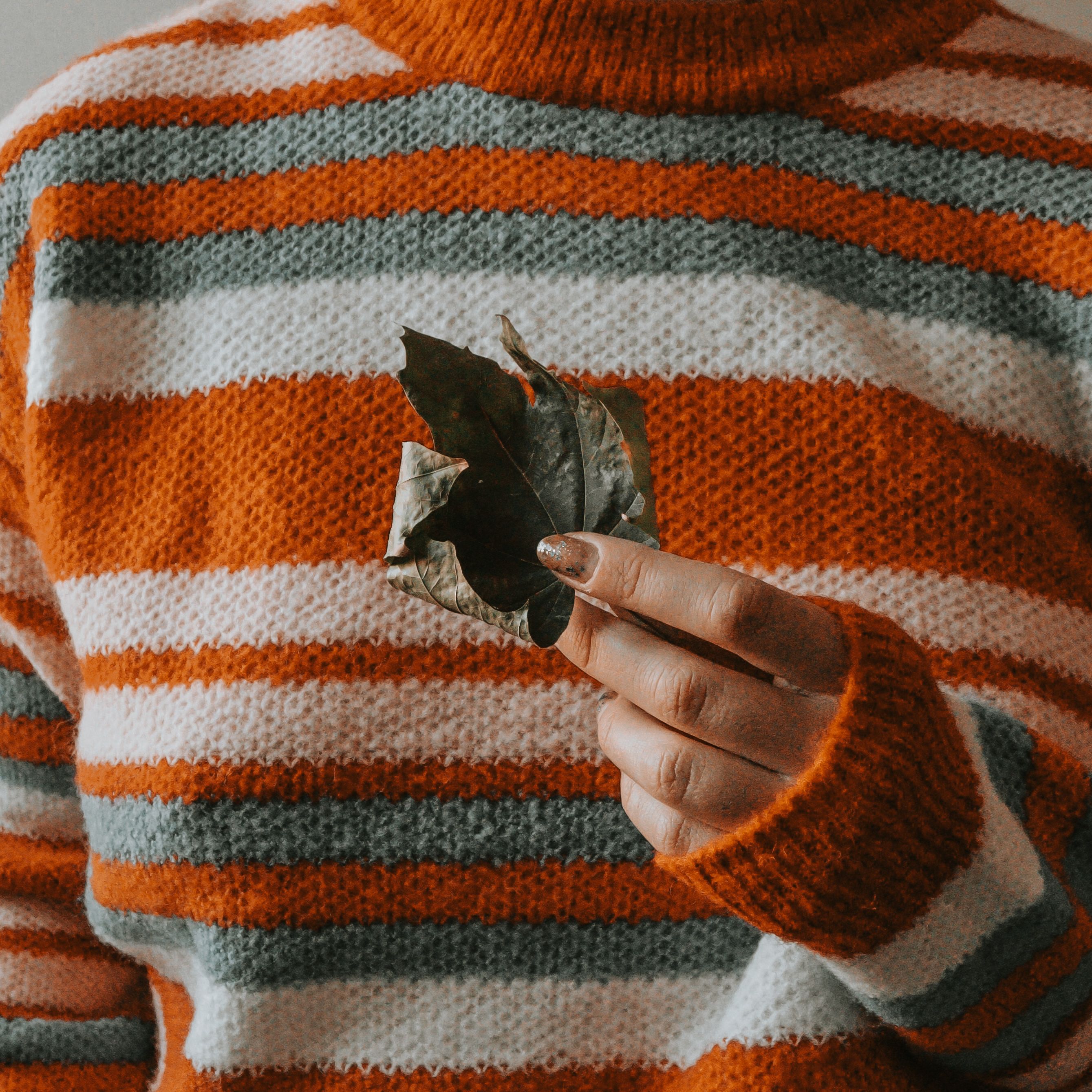 Photo gratuite de debout, femme, fermer, feuille, main, mains mains ...