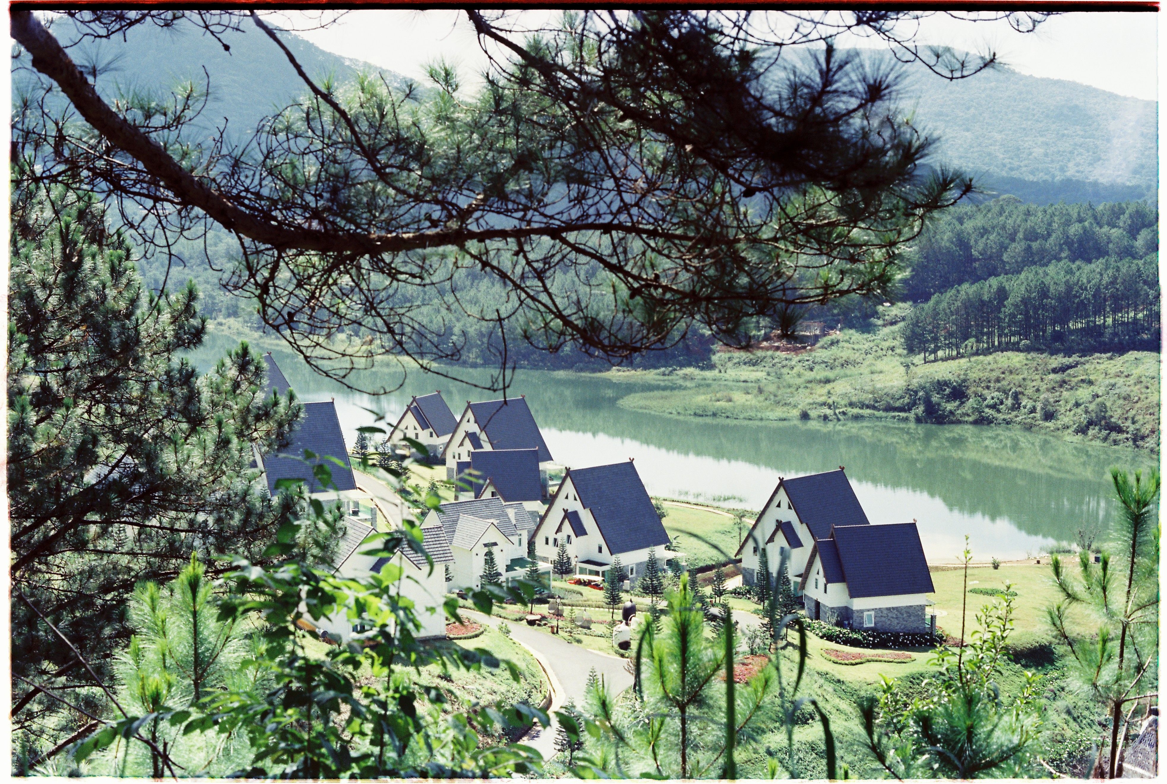 House Buildings in a Valley · Free Stock Photo