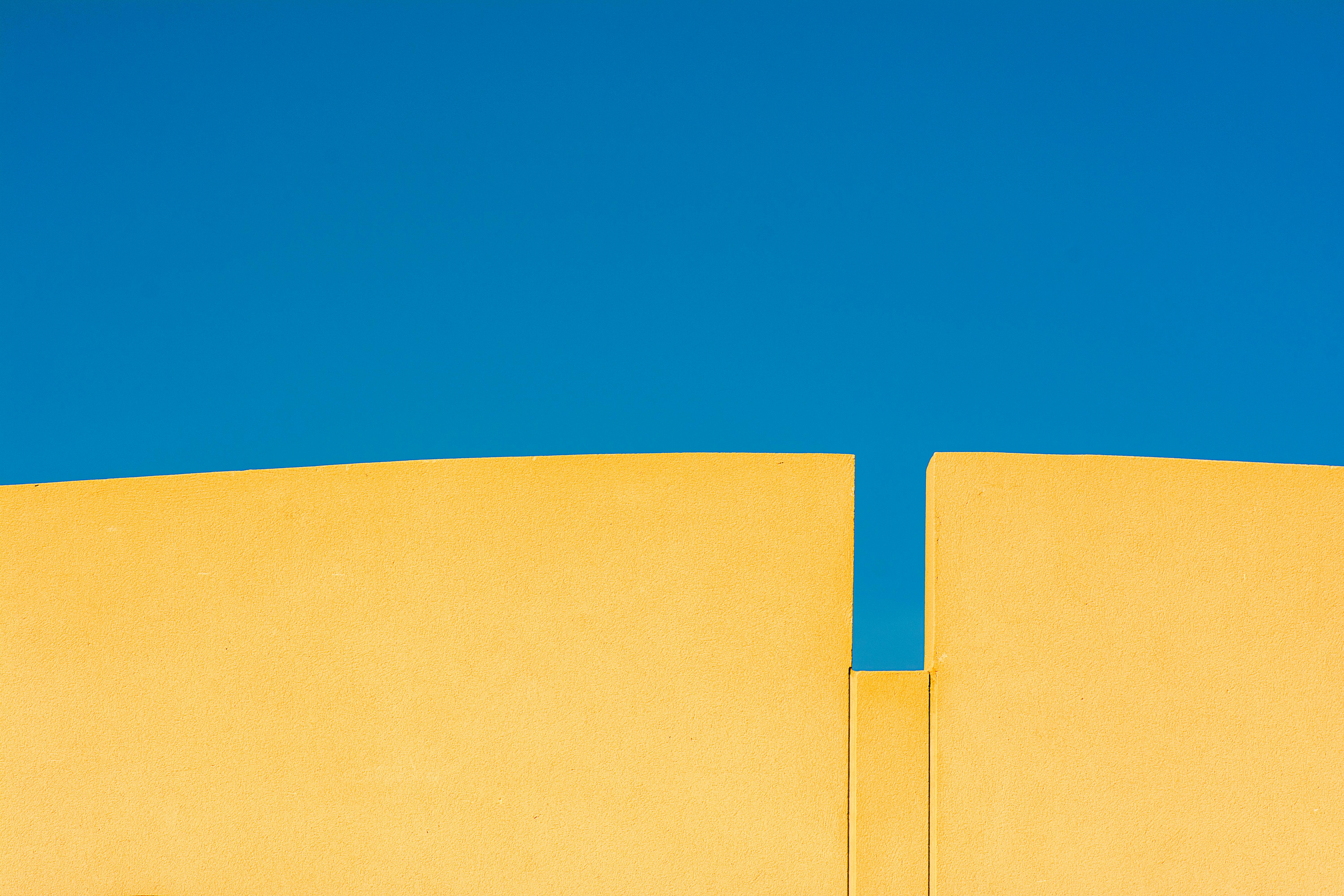 Foto de stock gratuita sobre amarillo, cielo azul, edificio, muro ...