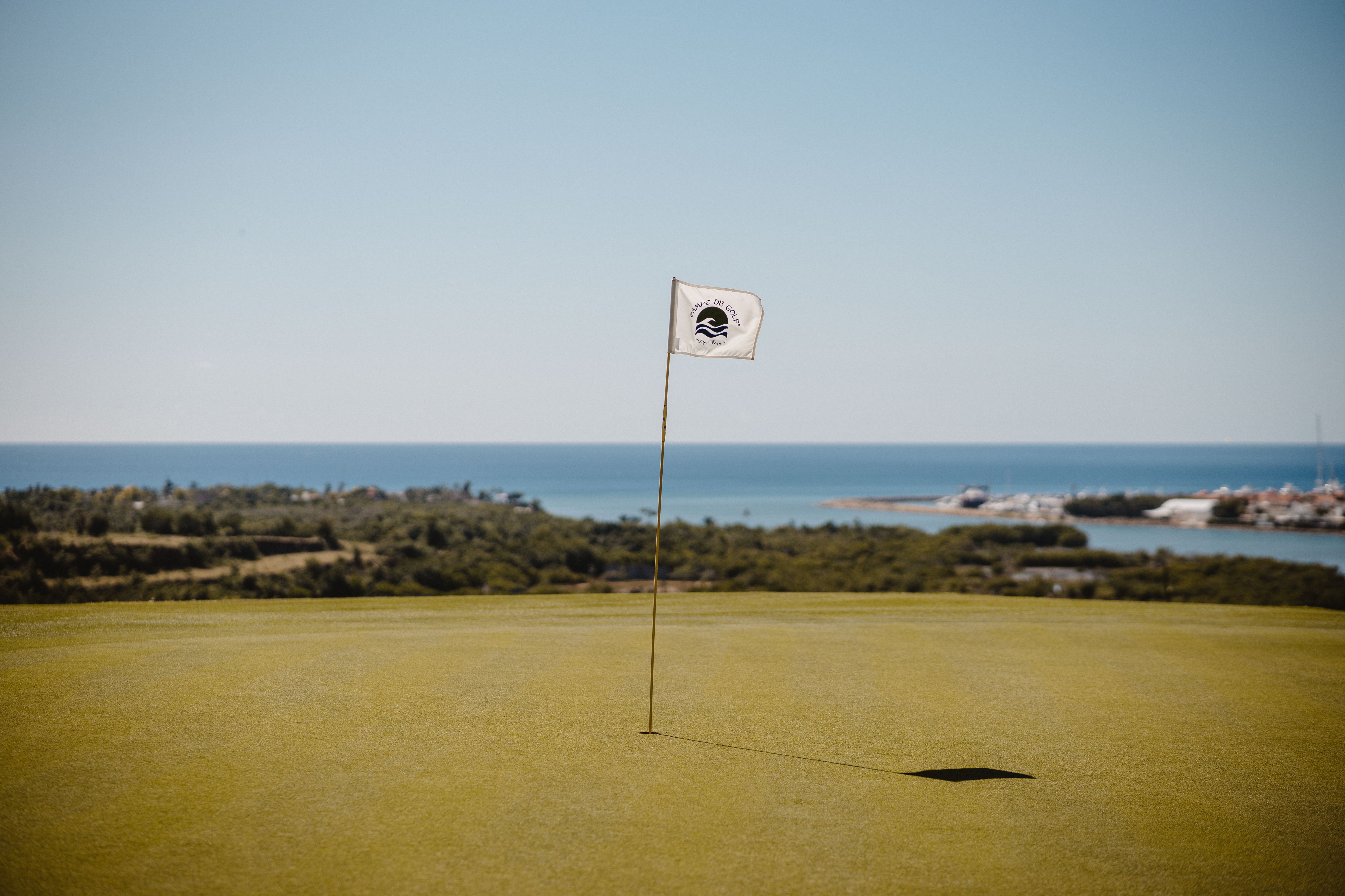White Flag on Golf Course · Free Stock Photo