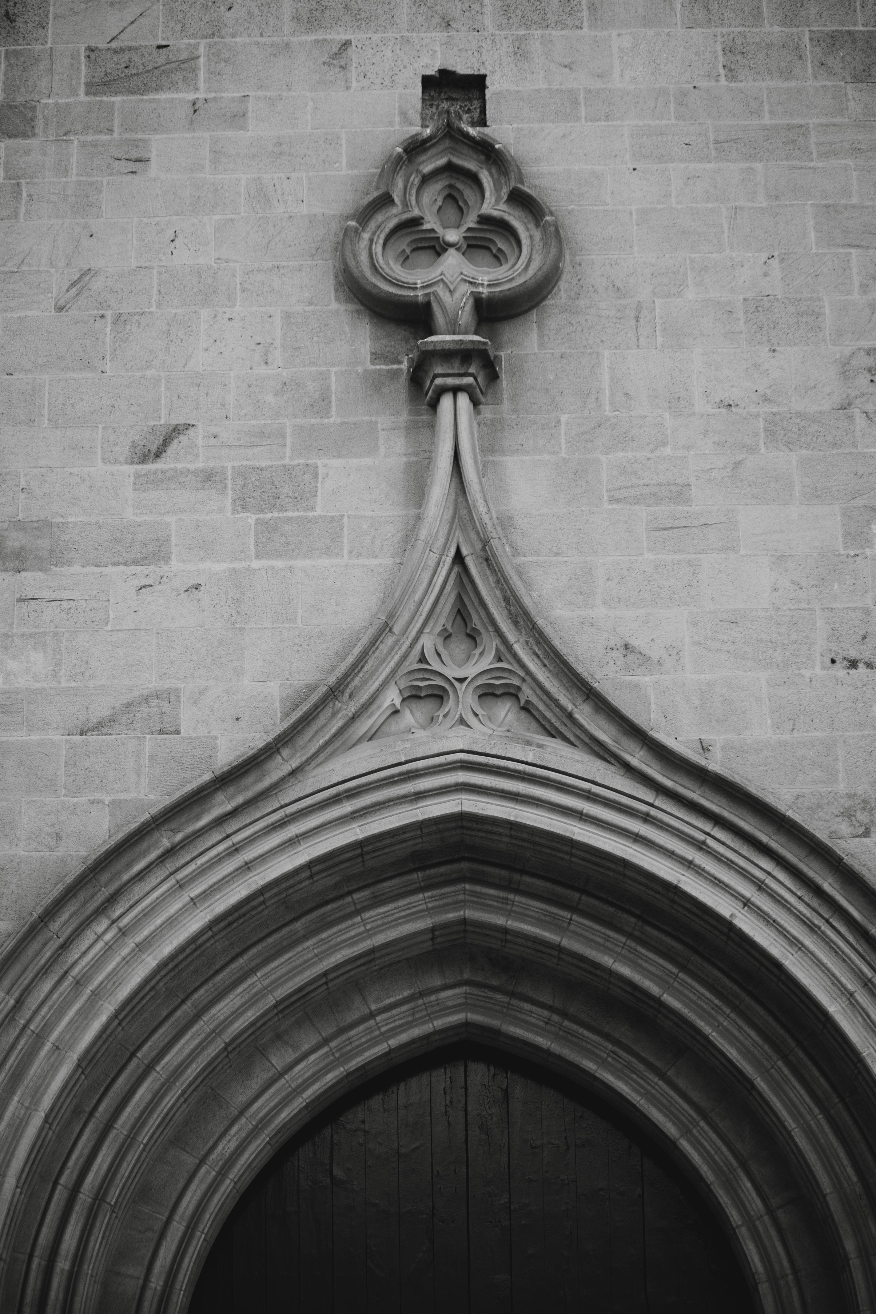 Architectural Feature over Arch in Church · Free Stock Photo