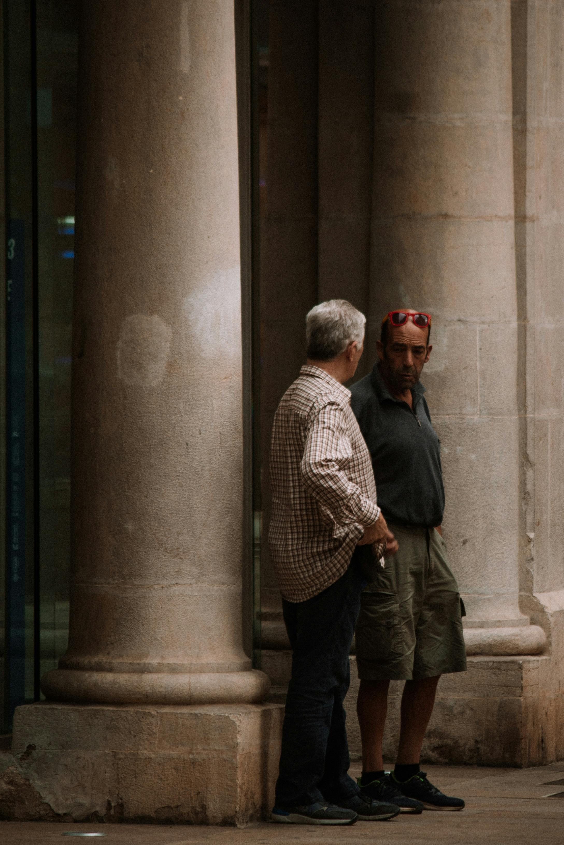 Photo gratuite de citadin, colonnes, debout, emn, parler, personne âgée ...