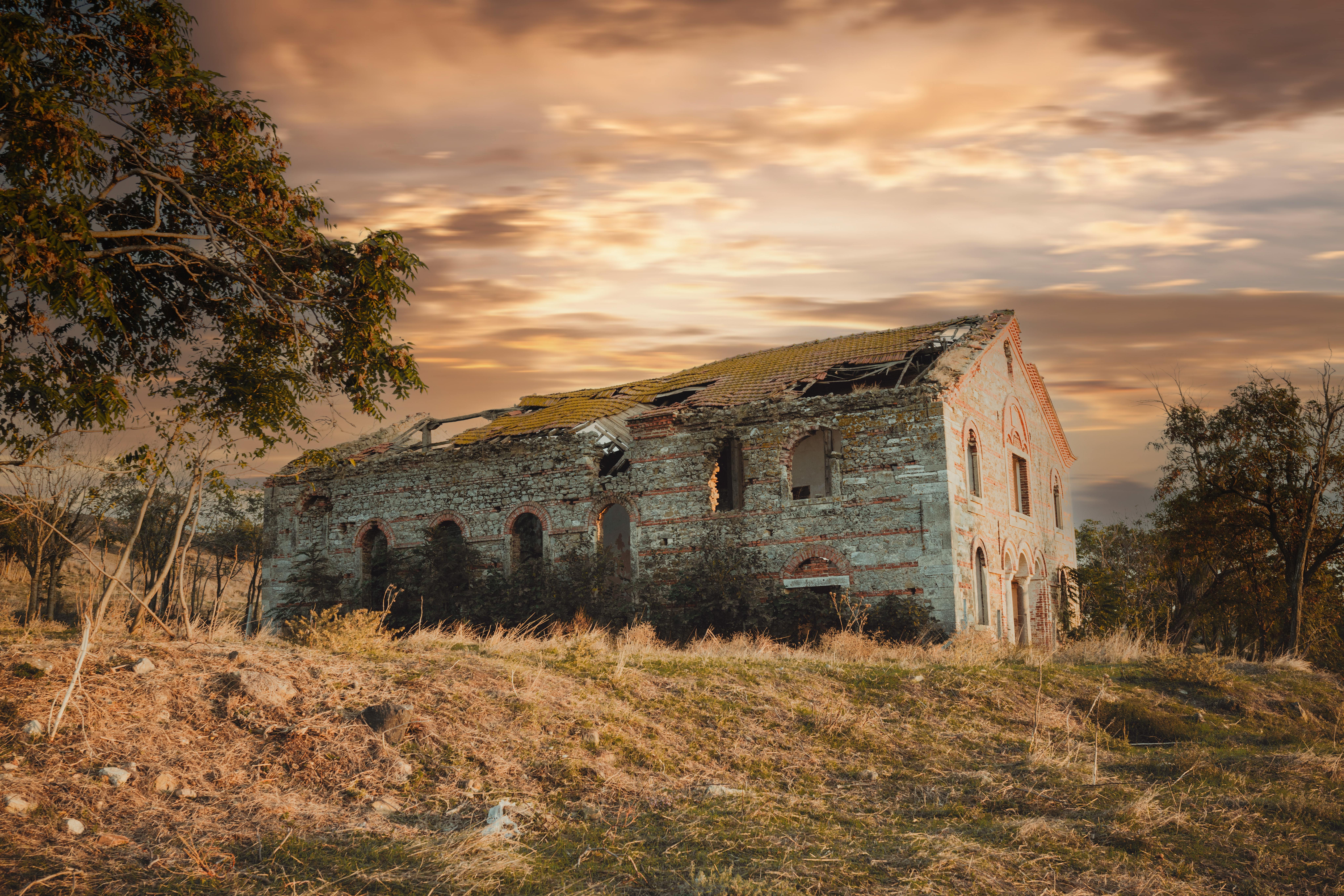 Decaying Building in Countryside · Free Stock Photo