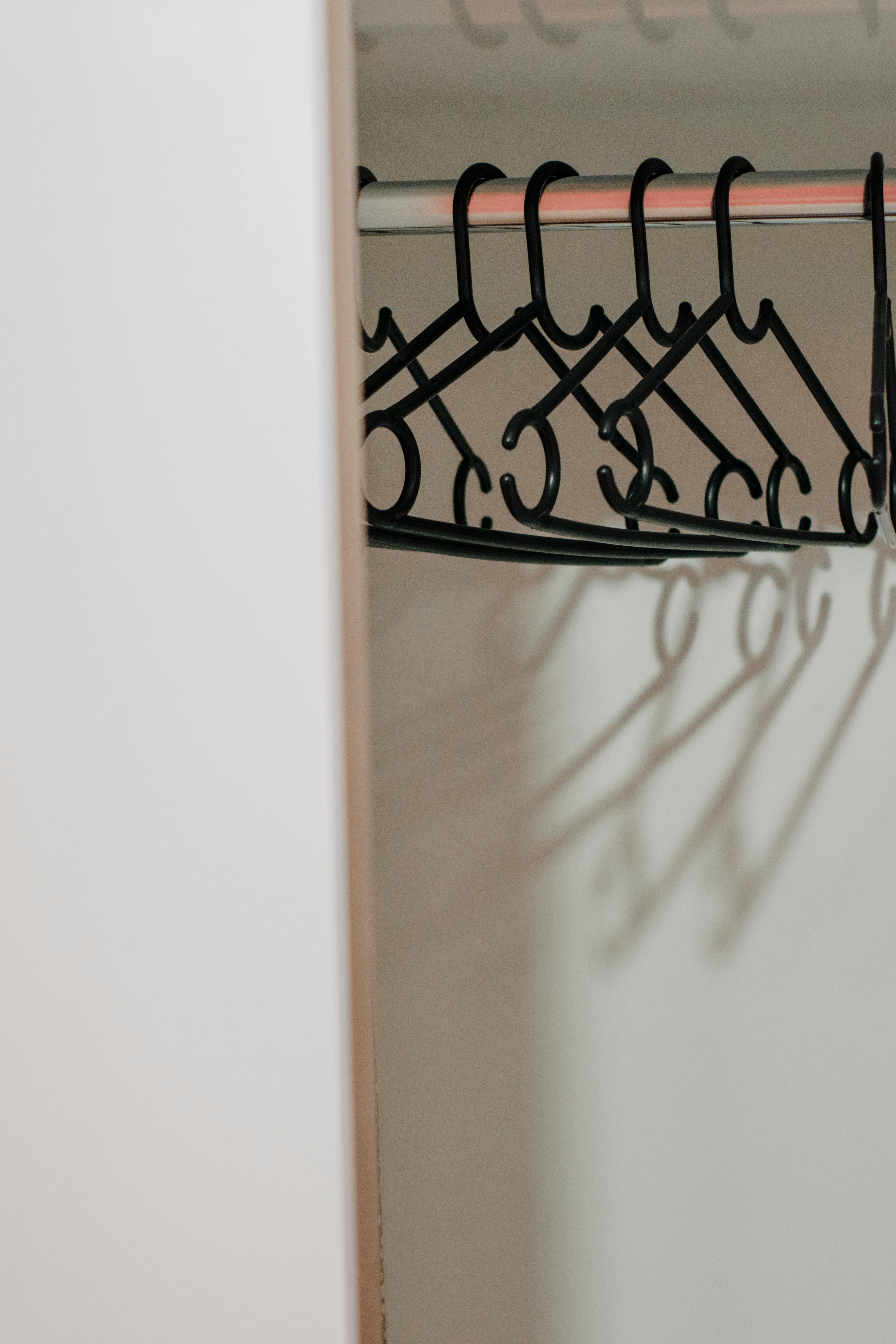 Percha De Ropa Colgada En Perchero · Foto de stock gratuita