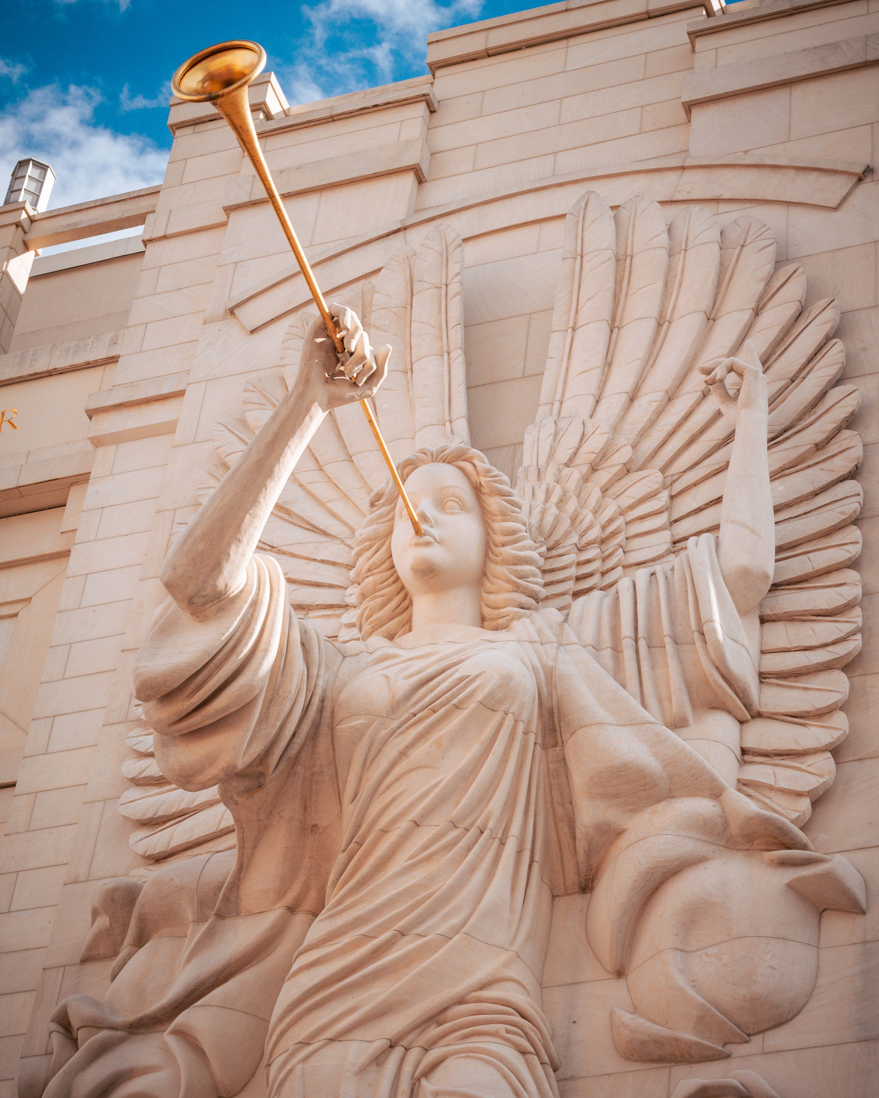 Escultura De Un ángel En La Fachada Del Bass Performance Hall · Foto de ...