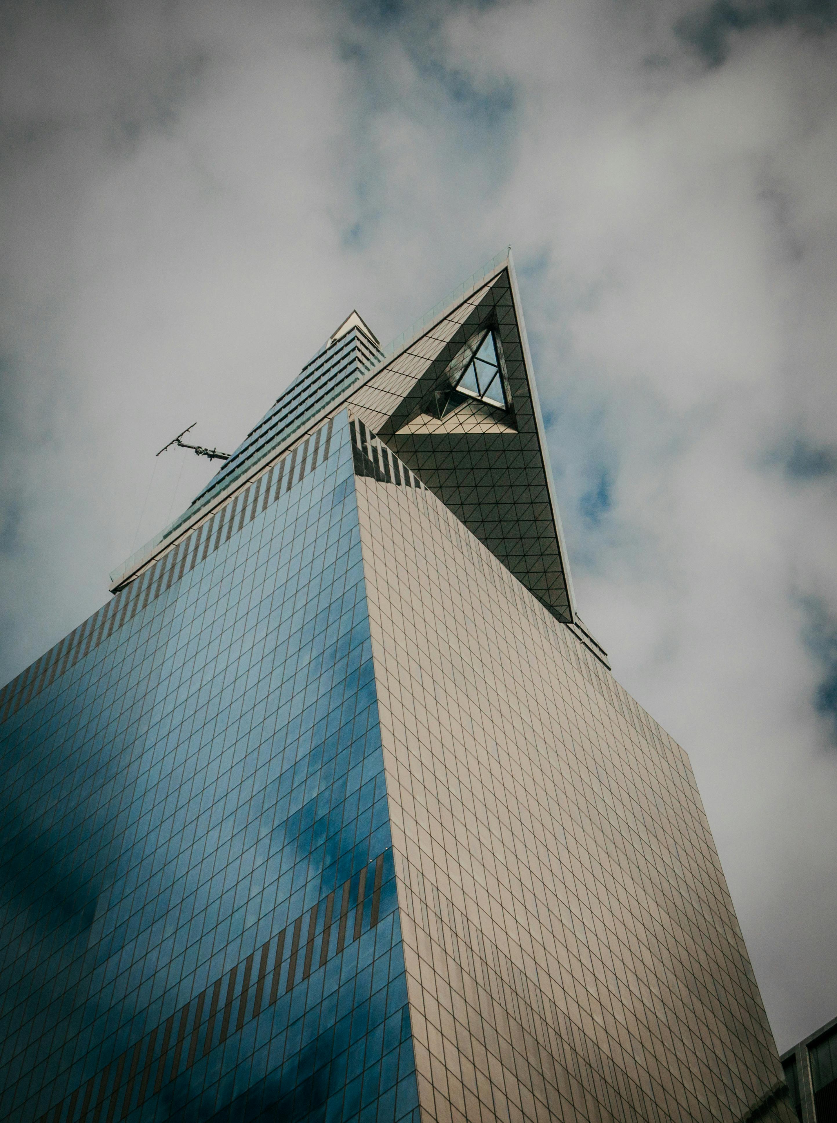 Hudson Building under Blue Sky · Free Stock Photo