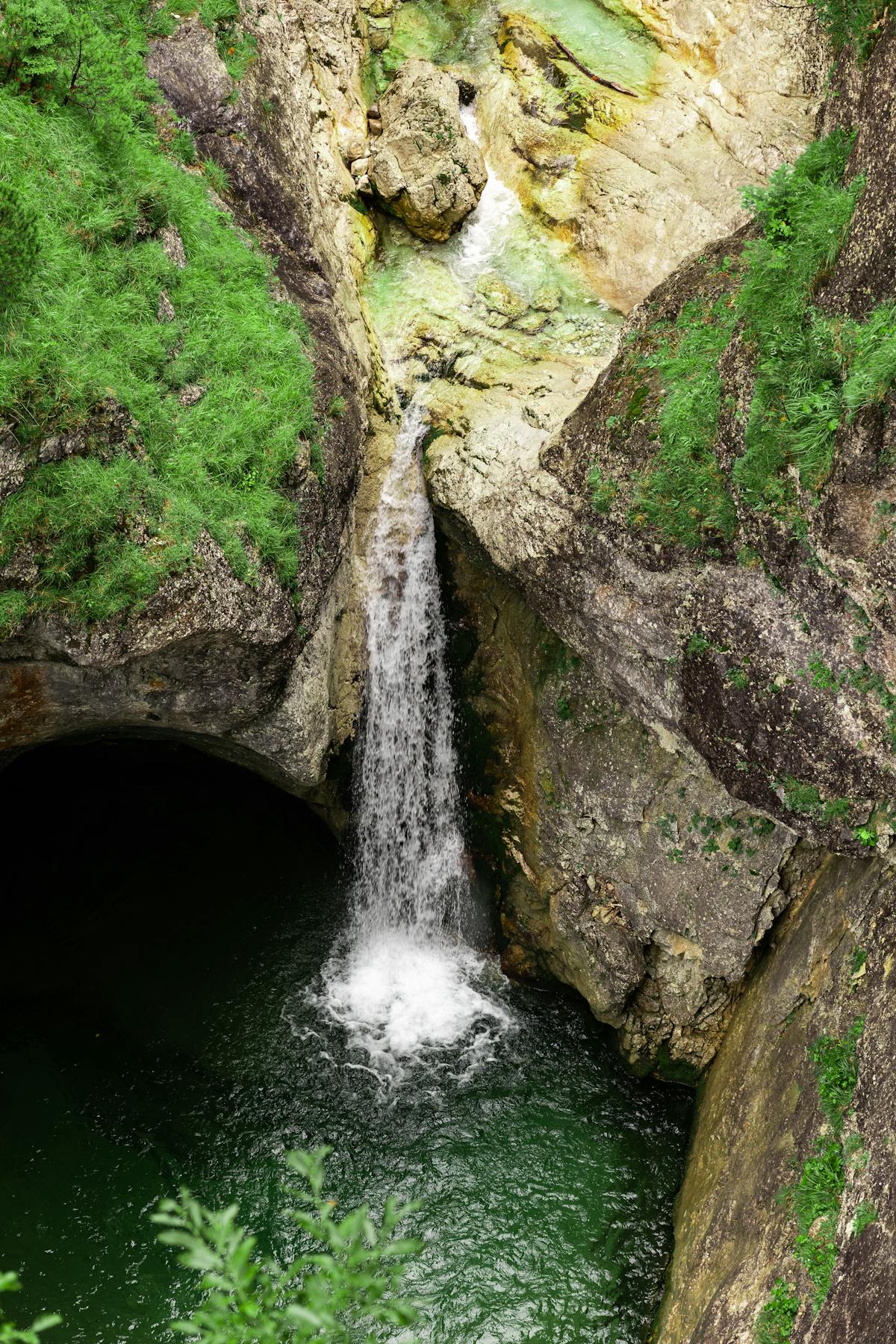 Castle Waterfall Photos, Download The BEST Free Castle Waterfall Stock ...