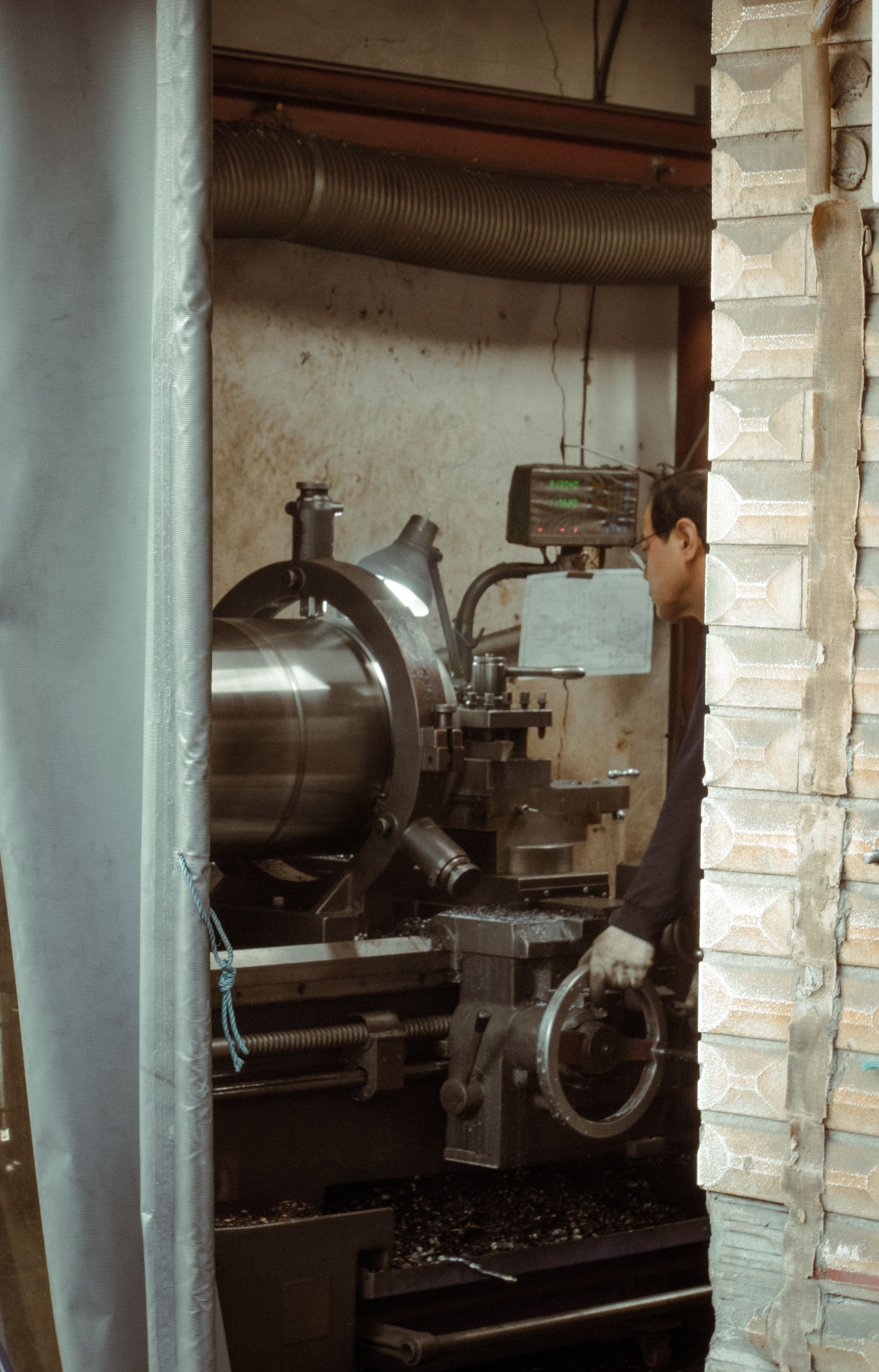 Machine Operator behind Wall · Free Stock Photo