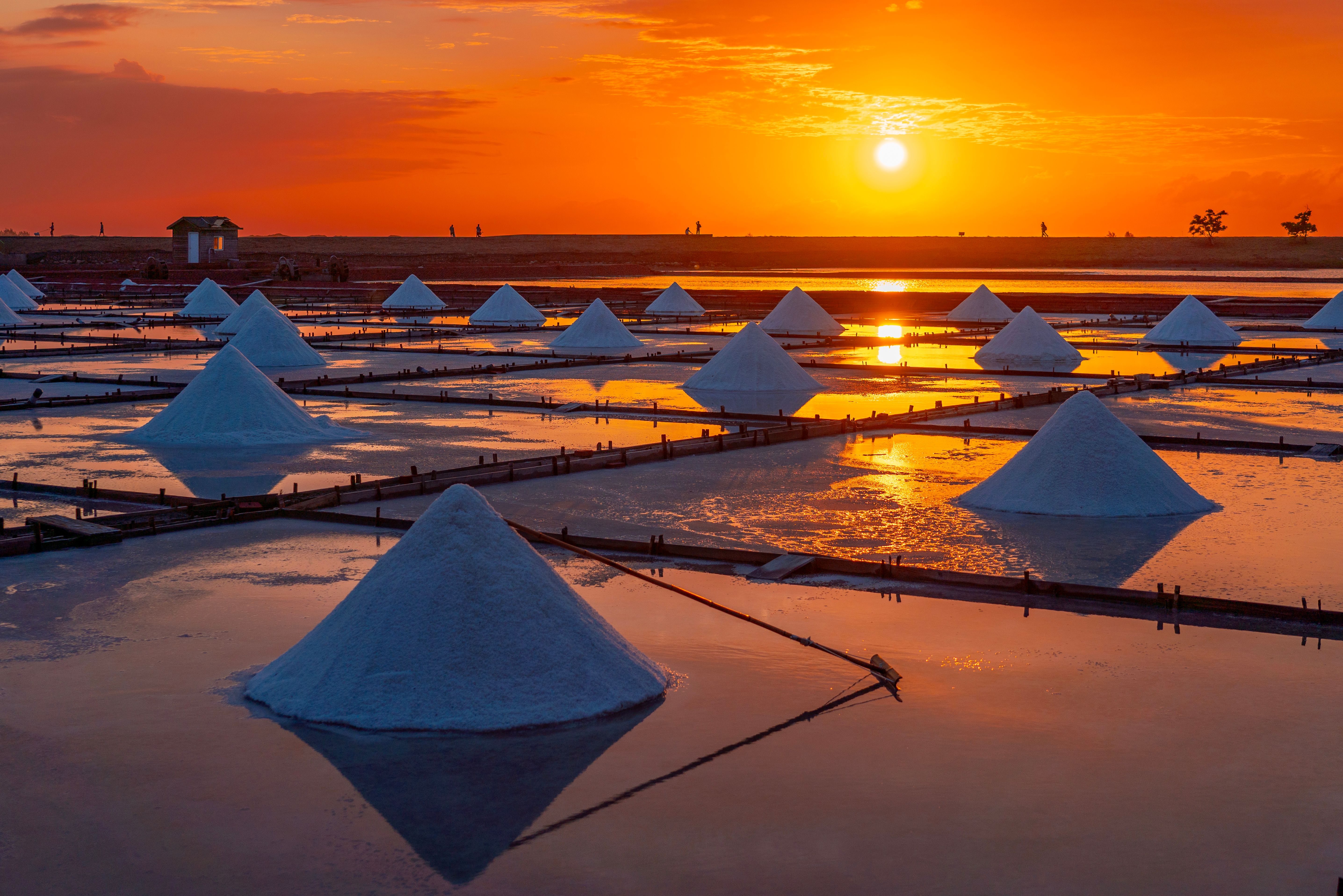 Sunset at The Jingzaijiao Tile-paved Salt Fields in China · Free Stock ...