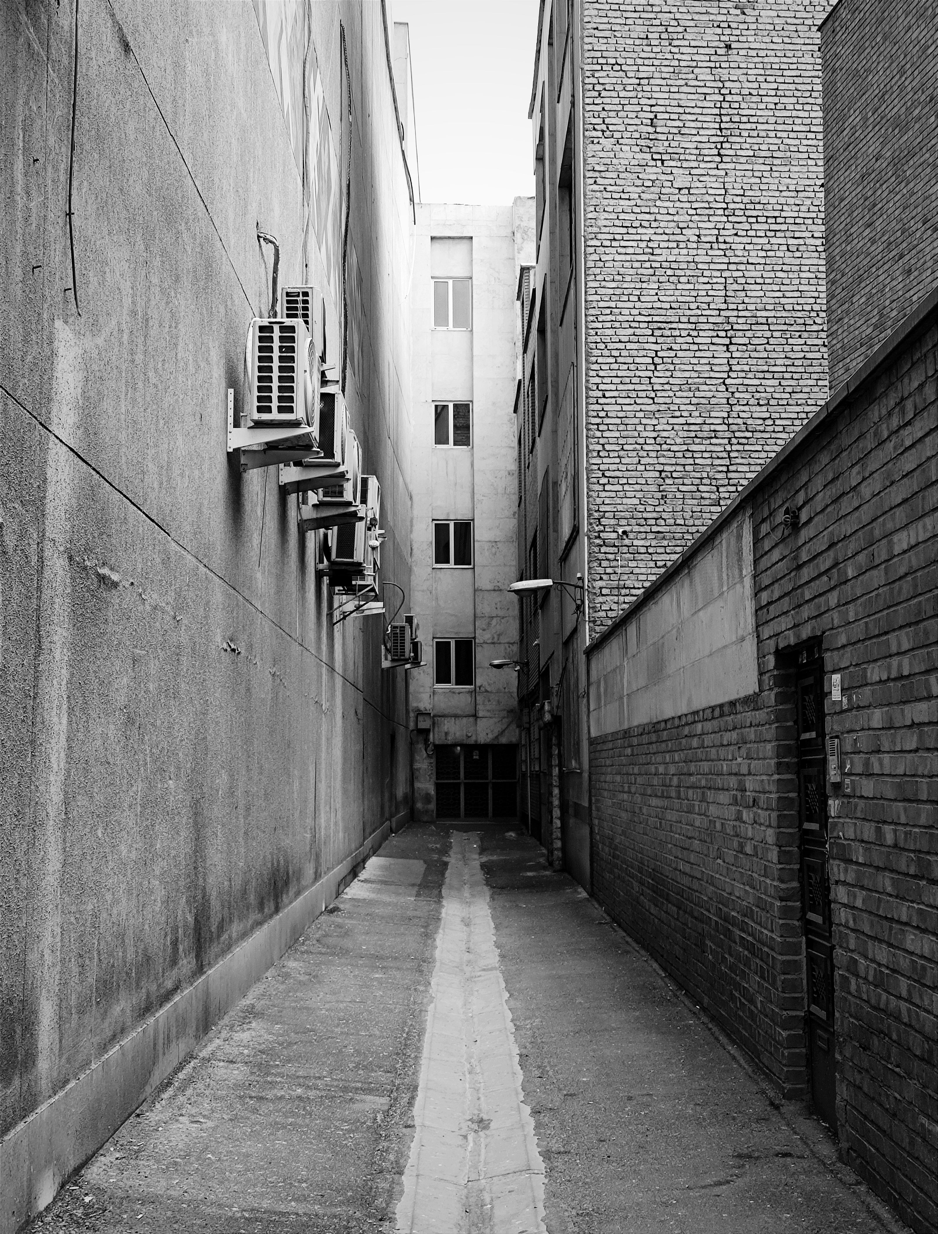 Narrow Alley in Black and White · Free Stock Photo