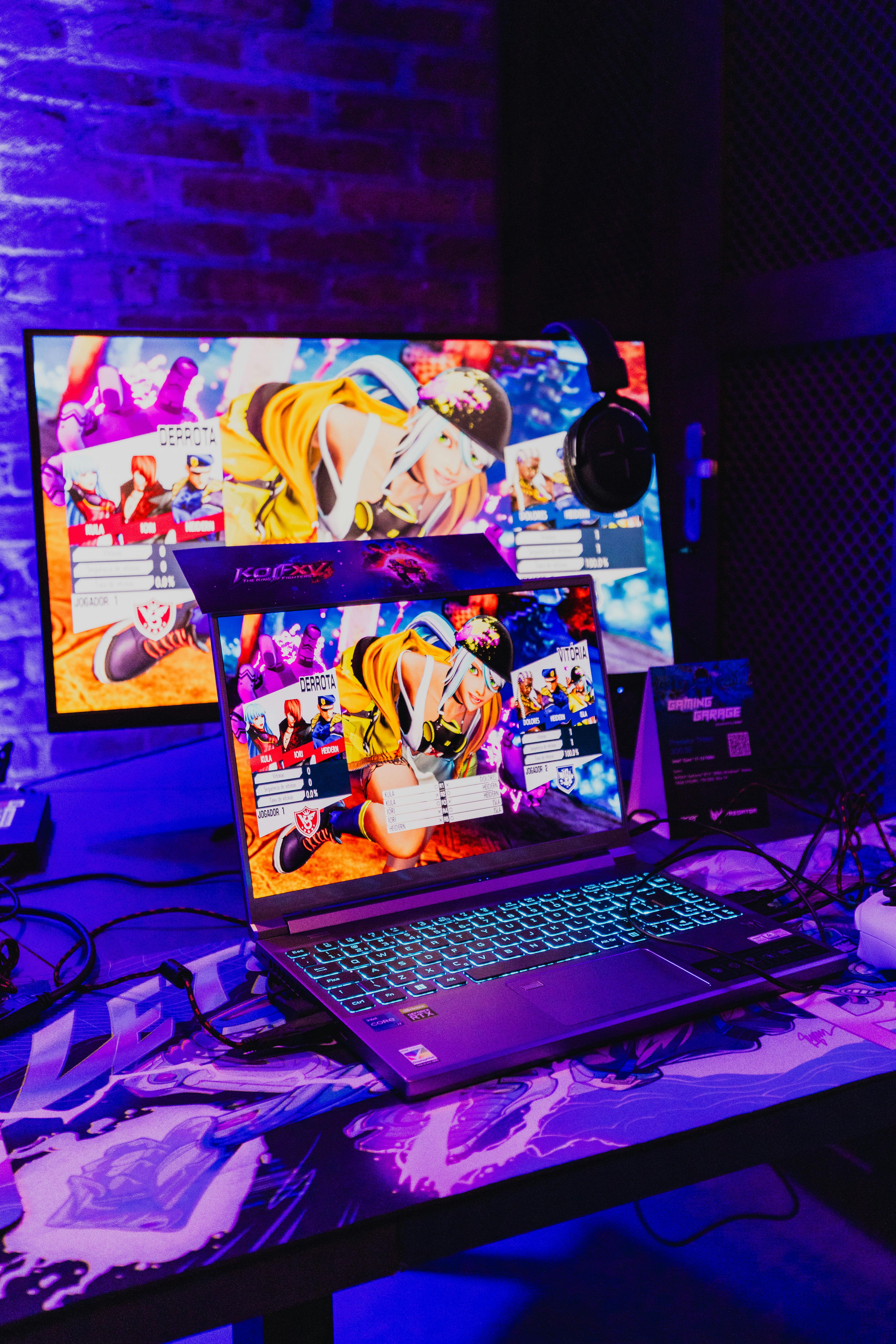 Computer setup in dark room · Free Stock Photo