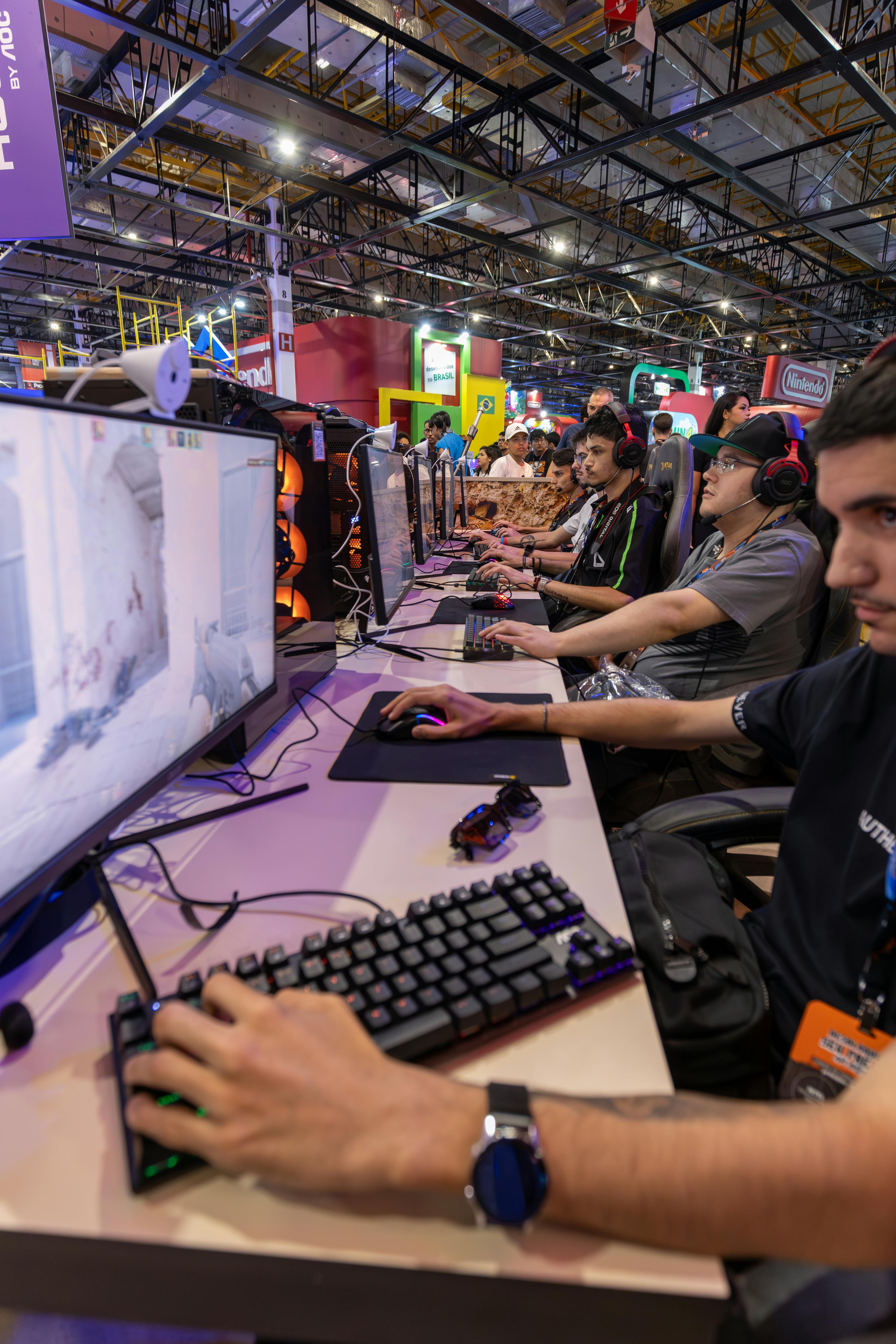 People Playing Computer Games at a Convention · Free Stock Photo