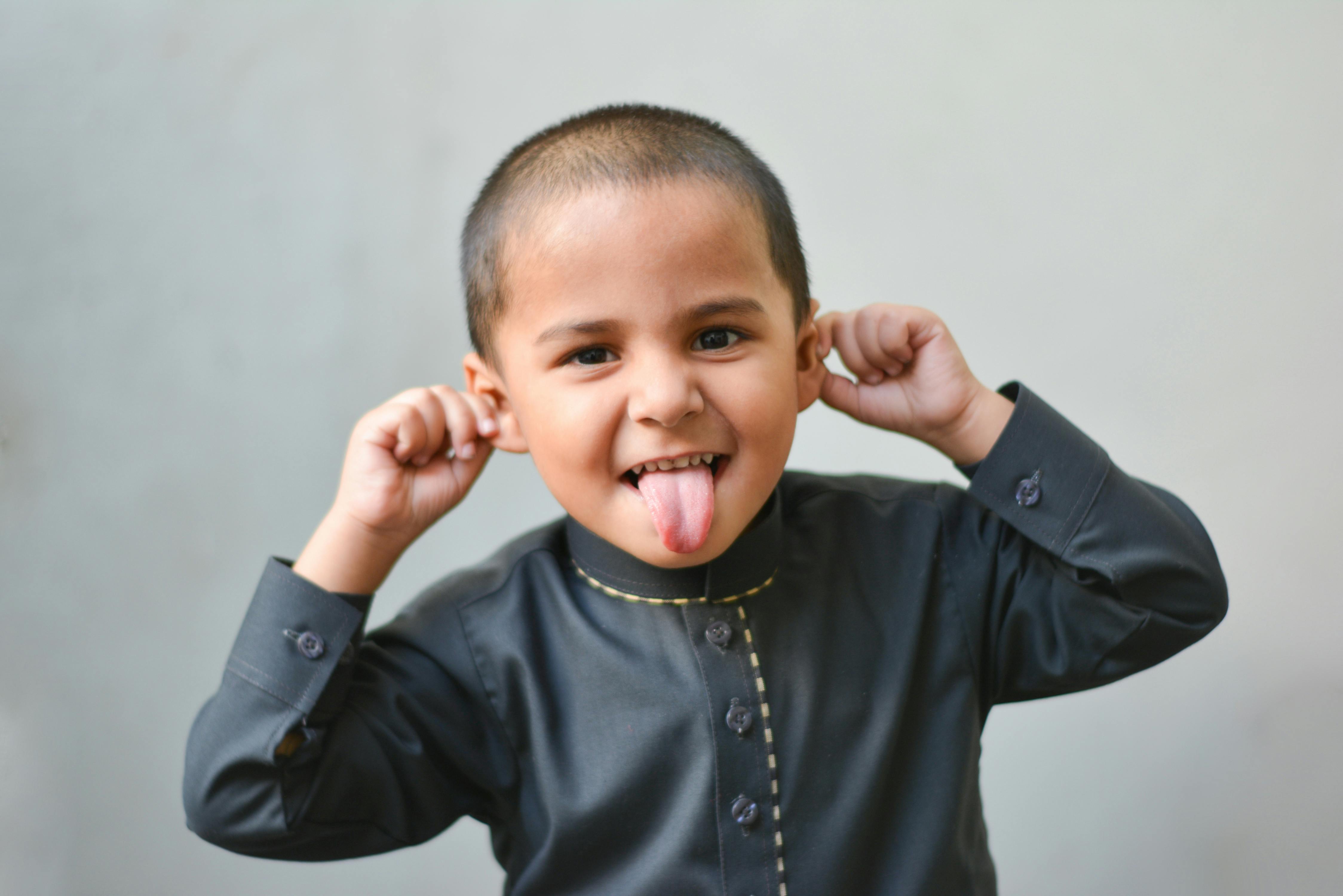 Ear Pulling Photos, Download The BEST Free Ear Pulling Stock Photos ...