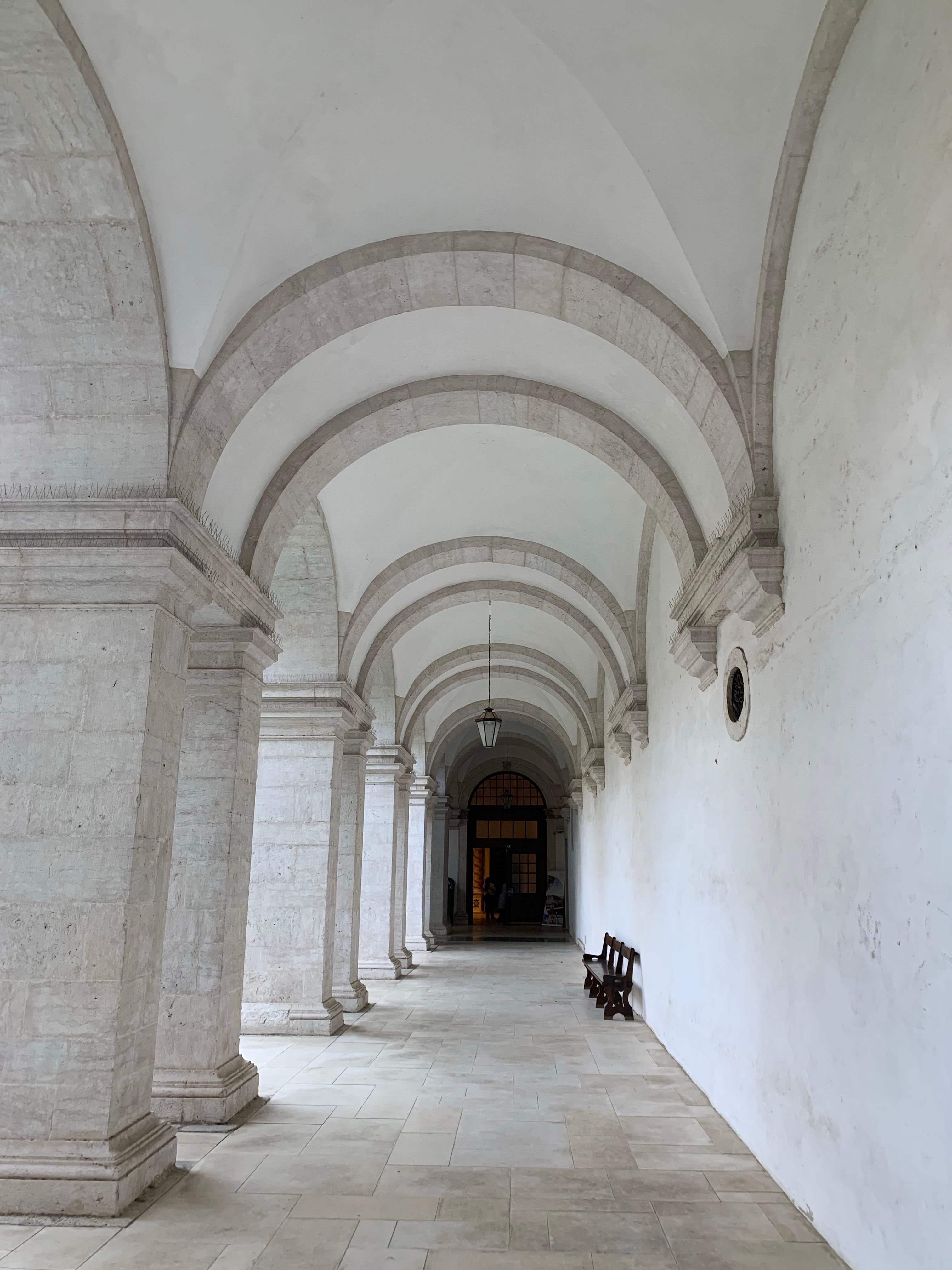 White Walls and Columns · Free Stock Photo