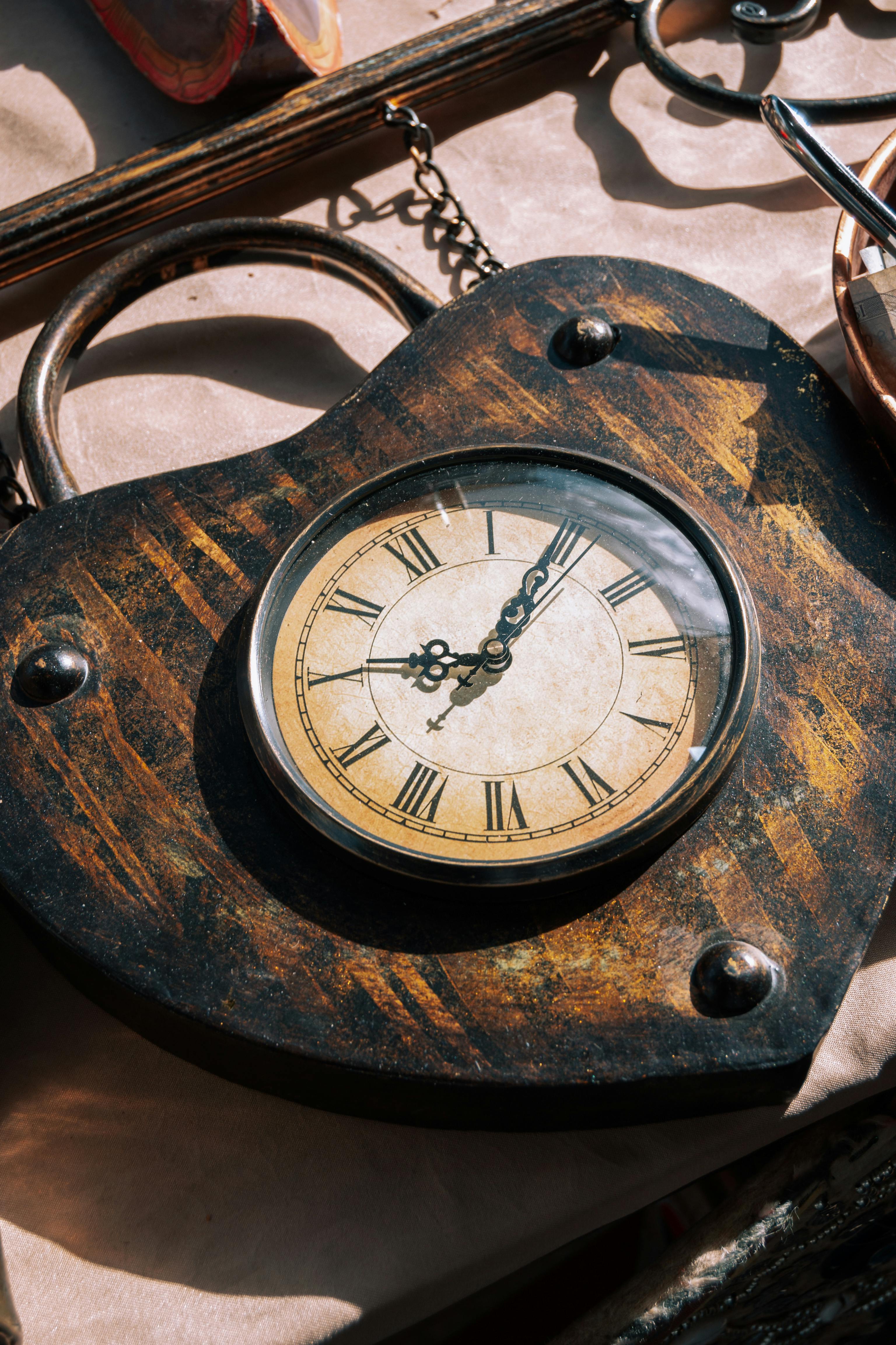 Clock at 8:00 · Free Stock Photo