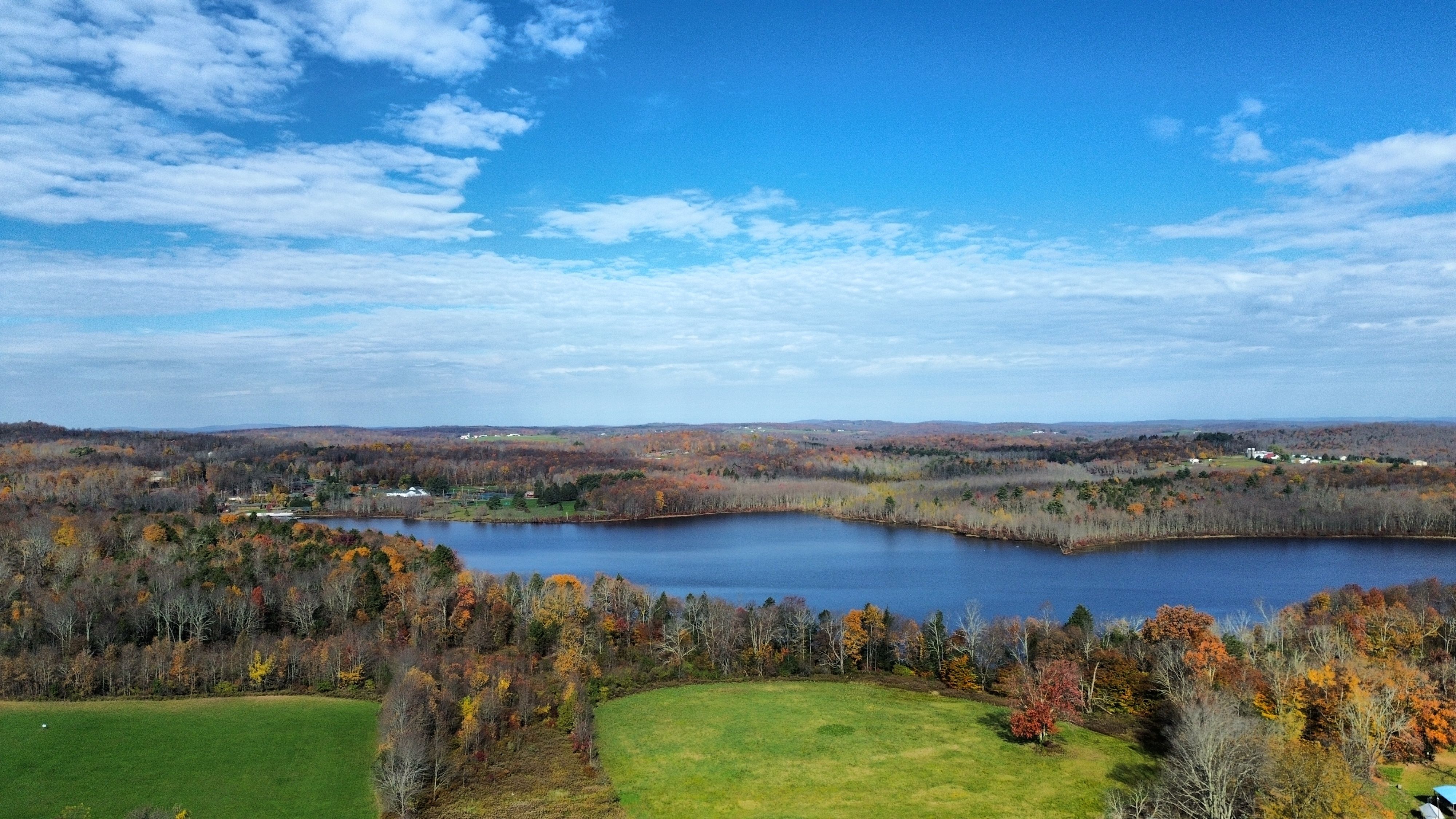 Lake in Countryside in Autumn · Free Stock Photo