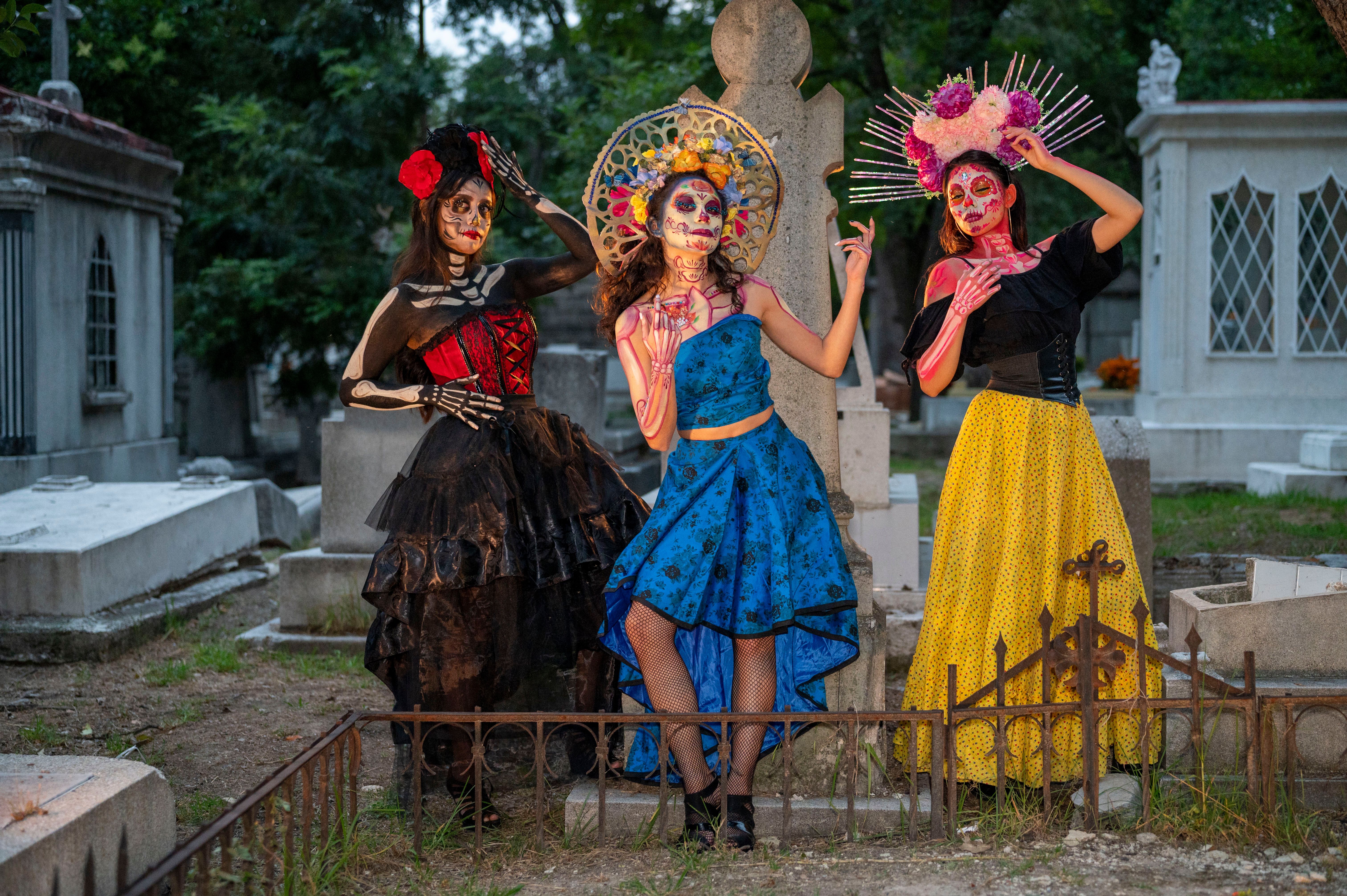 Three Catrinas Dancing in Cemetery · Free Stock Photo
