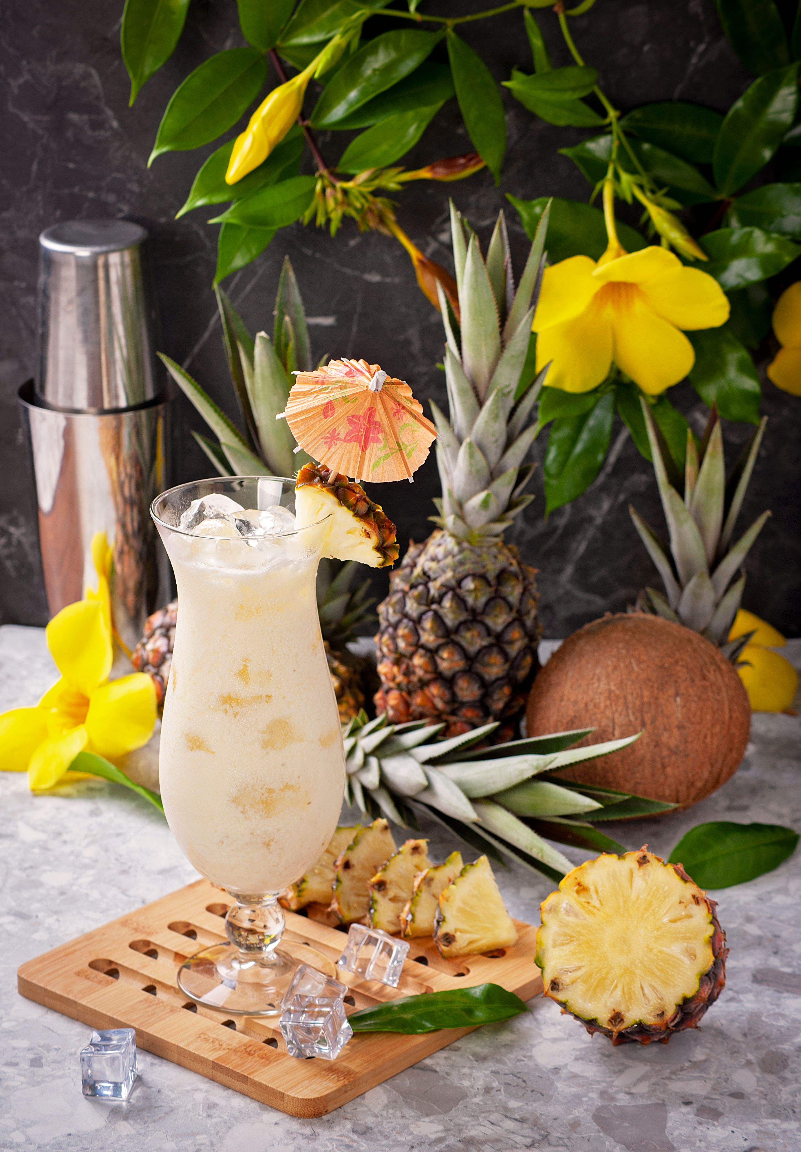 Piña Colada Con Cubitos De Hielo Y Una Pequeña Sombrilla · Foto de ...