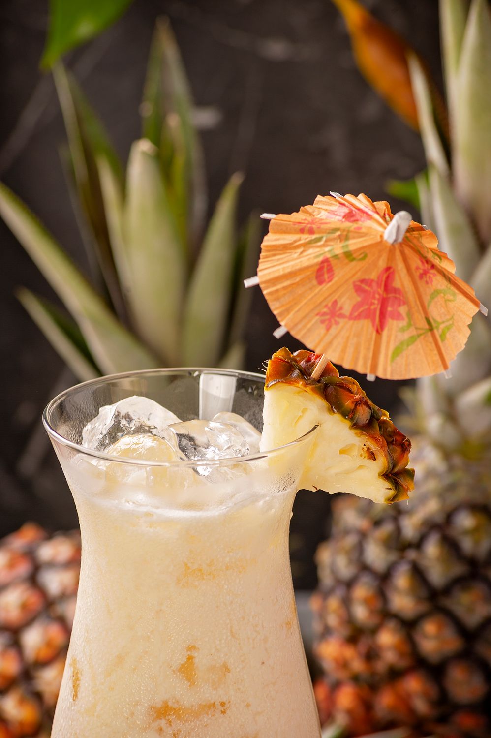 Piña Colada Con Cubitos De Hielo Y Una Pequeña Sombrilla · Foto de ...