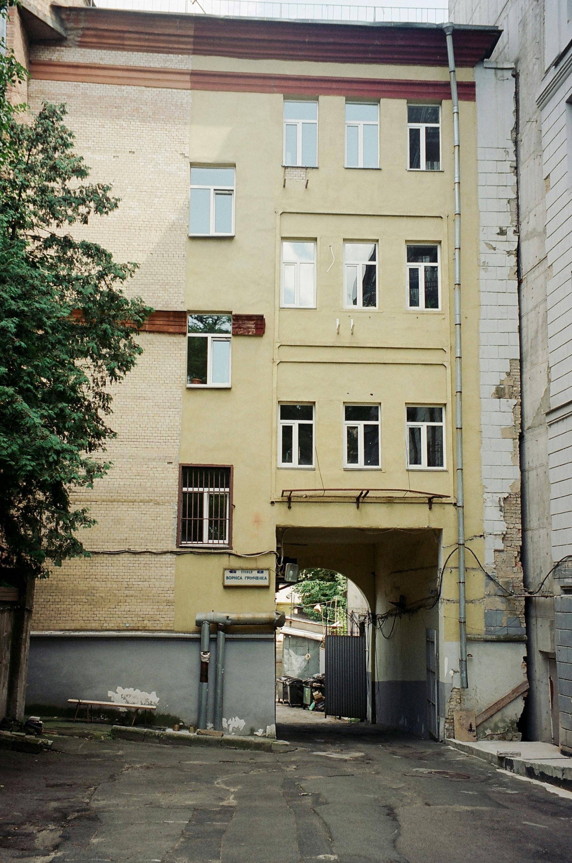 A Narrow Alley between Buildings in City · Free Stock Photo