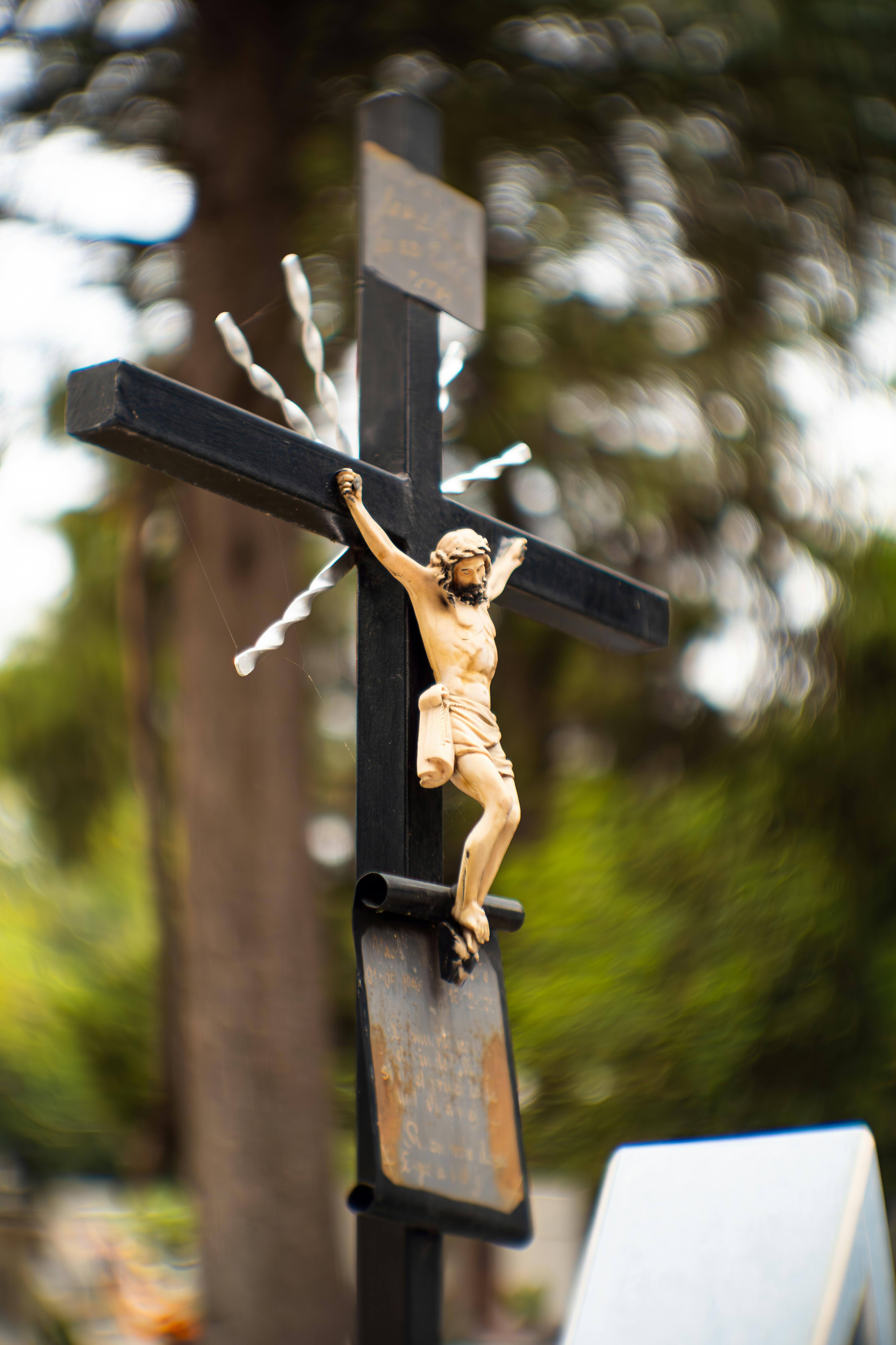 Jesus Christ on Cross · Free Stock Photo
