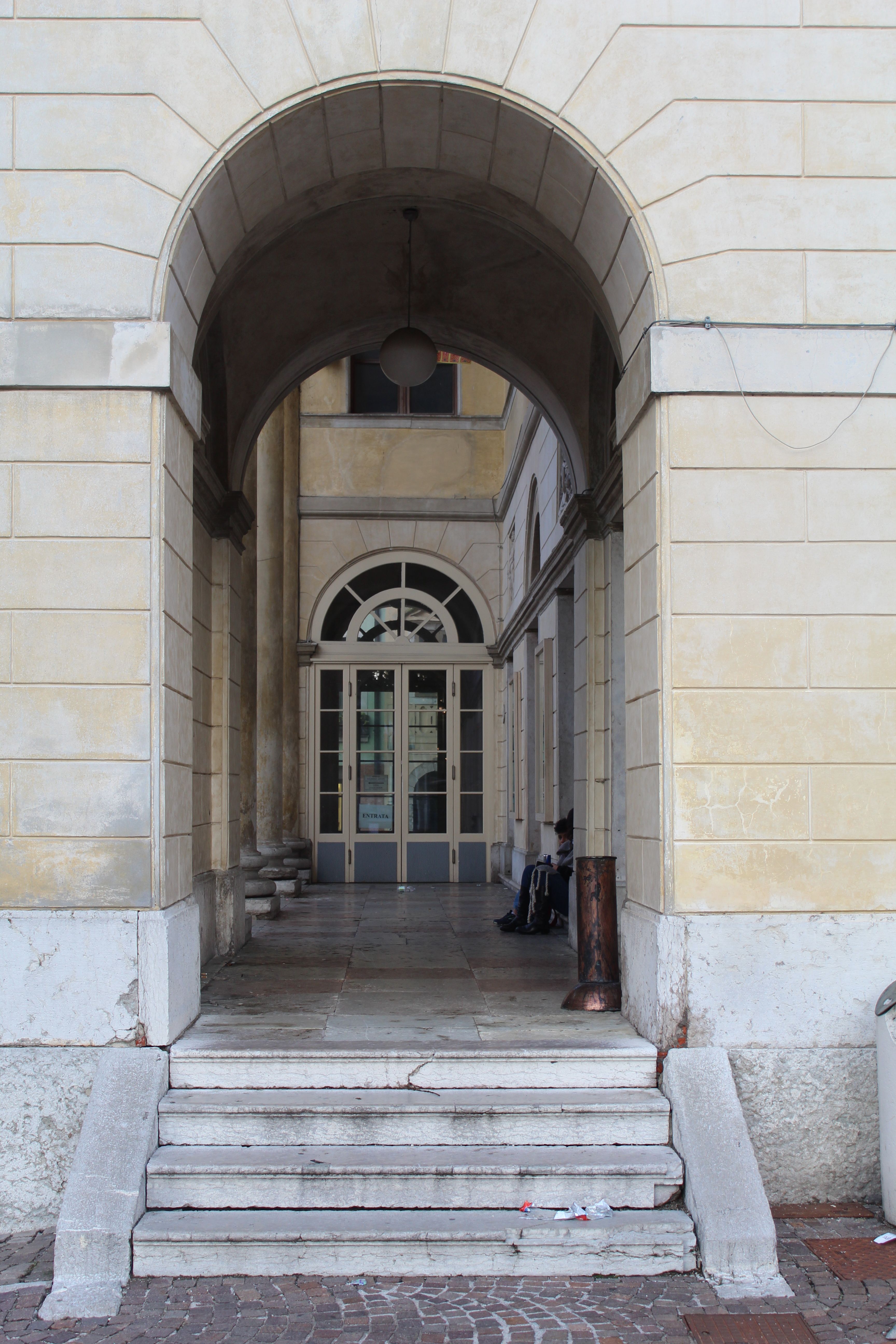 Arched Entrance of Urban Building · Free Stock Photo