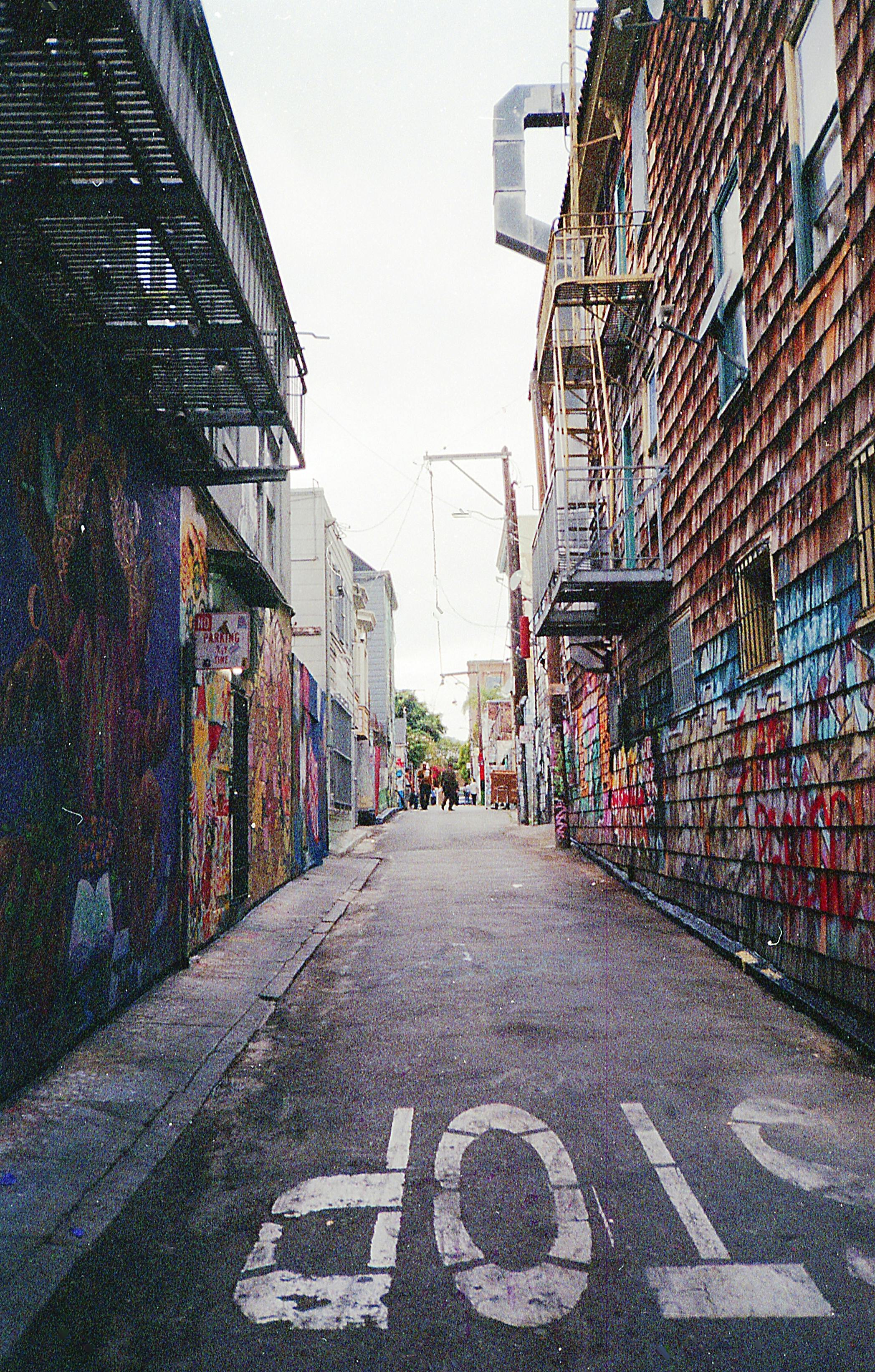 Alleyway in City · Free Stock Photo