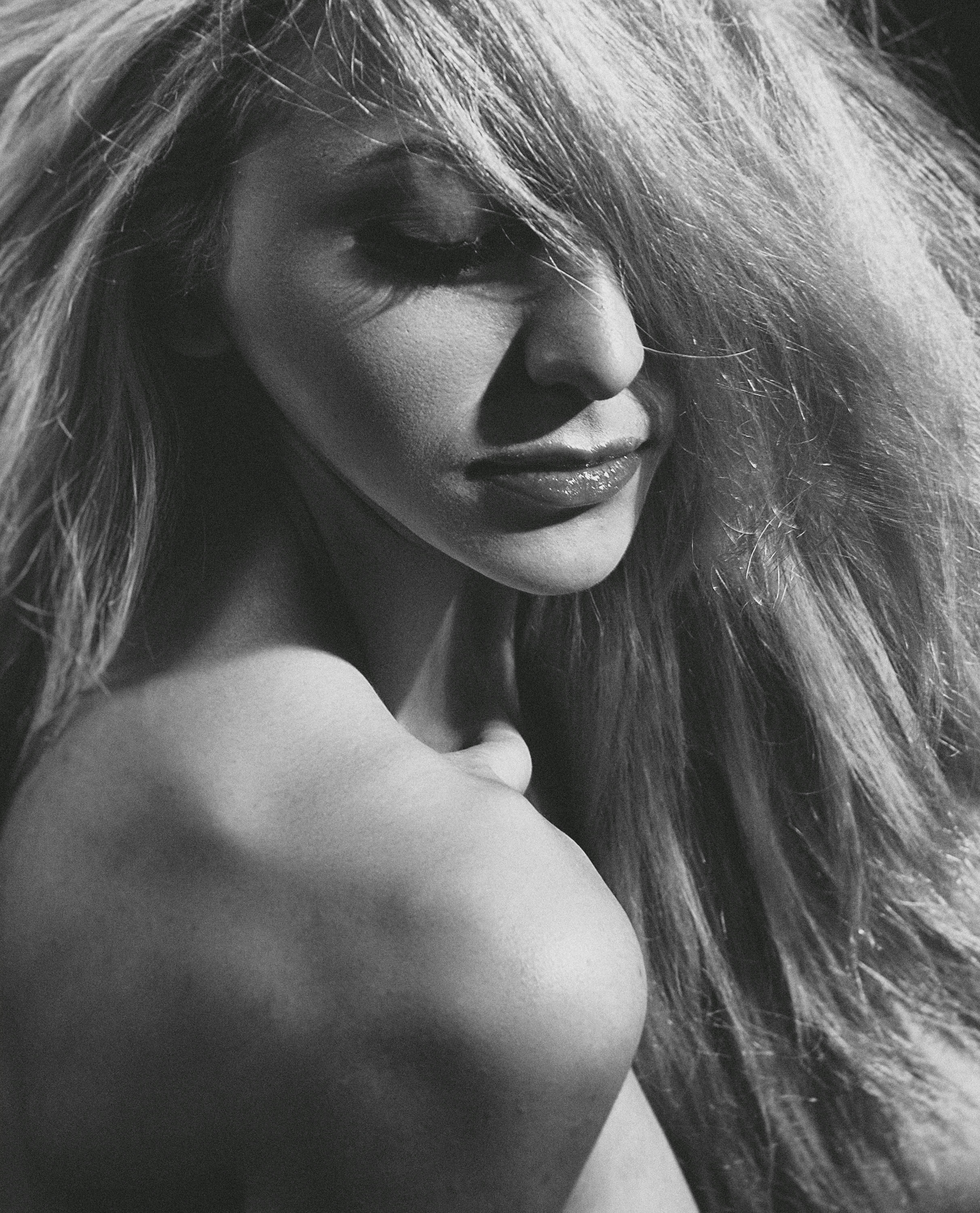 Blonde Showing Shoulder · Free Stock Photo