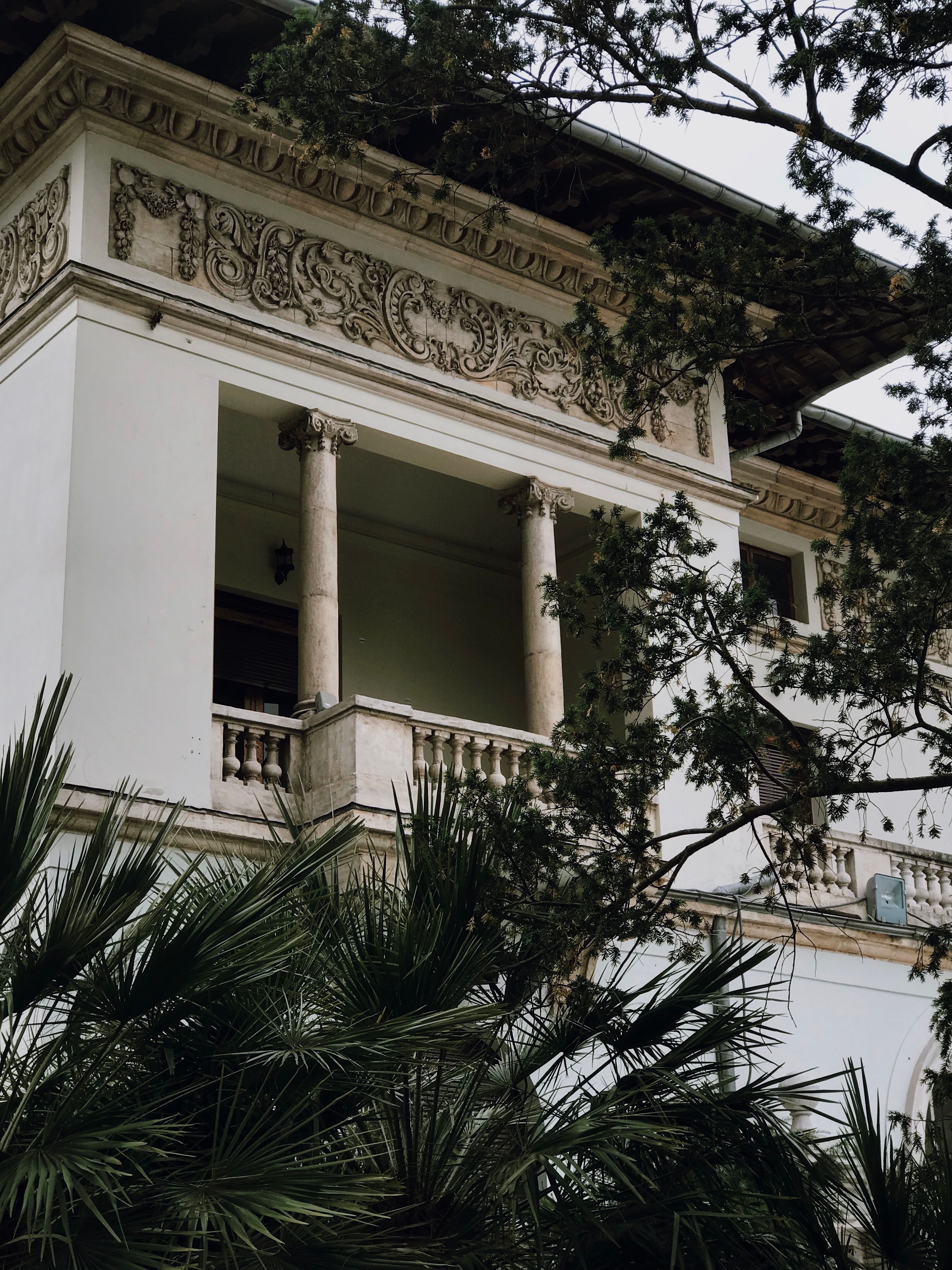 Balcony Supported by Columns seen from Garden · Free Stock Photo