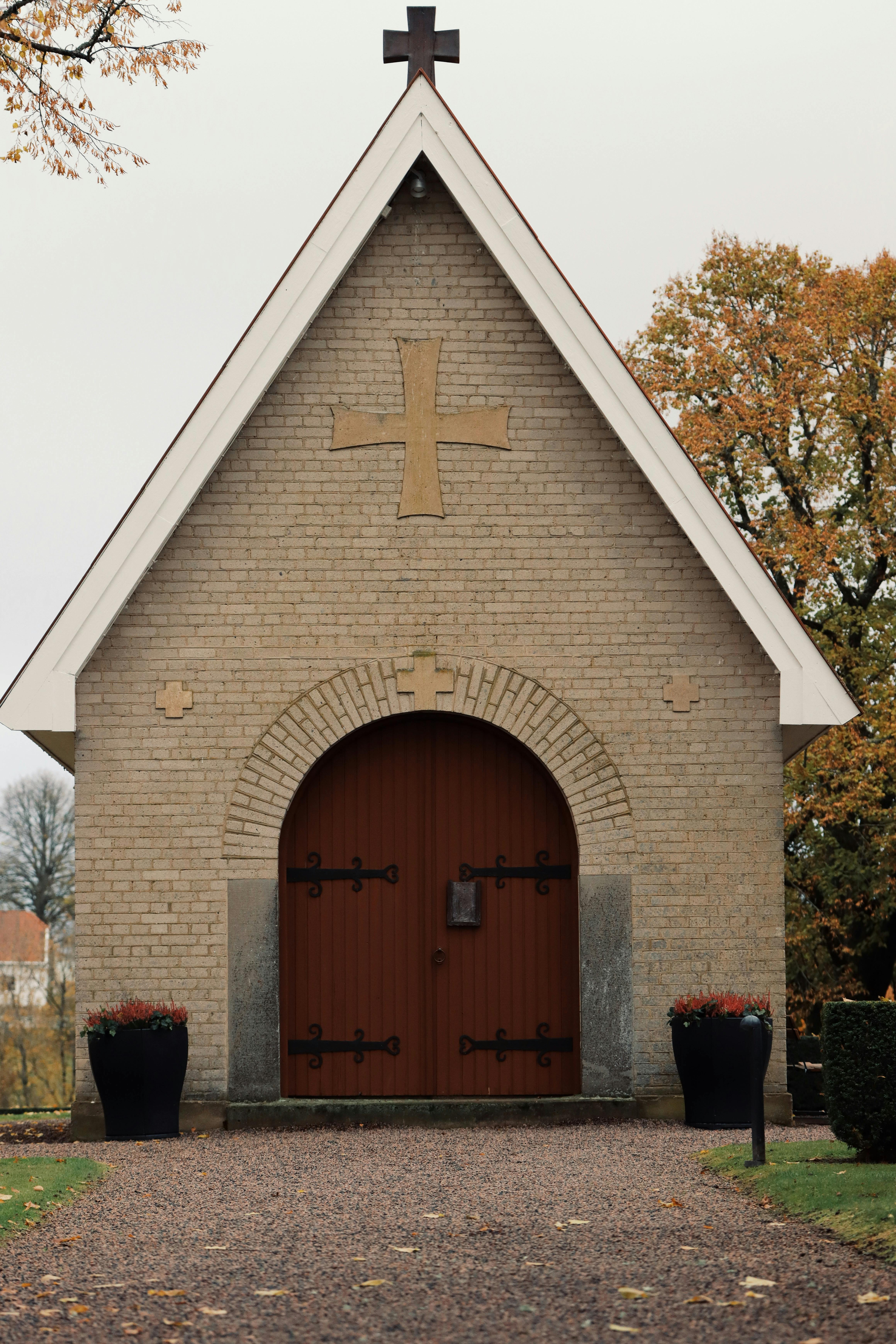 Small Brick Chapel in the Cemetery · Free Stock Photo
