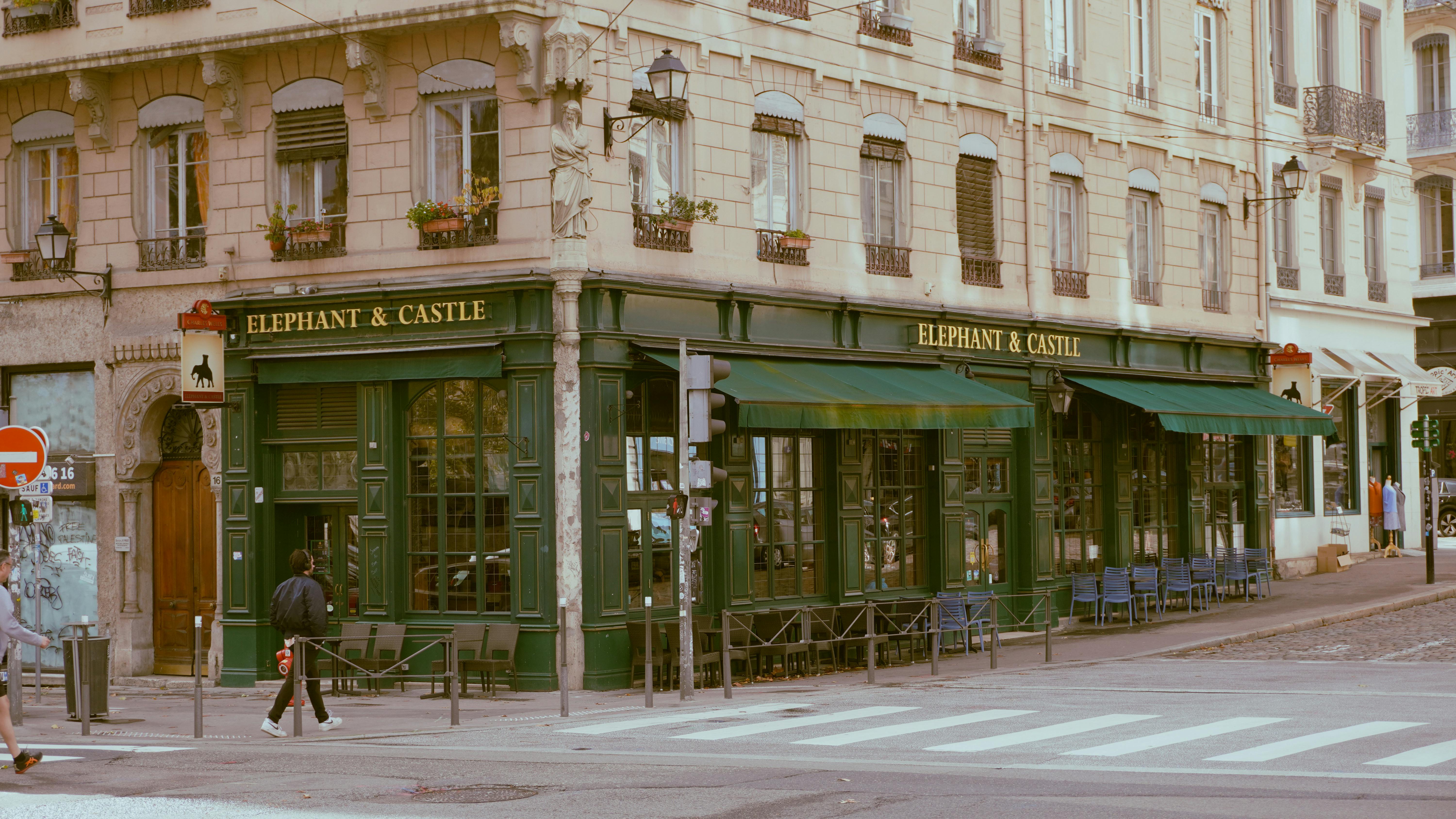 The Elephant and Castle English Pub in Lyon, France · Free Stock Photo