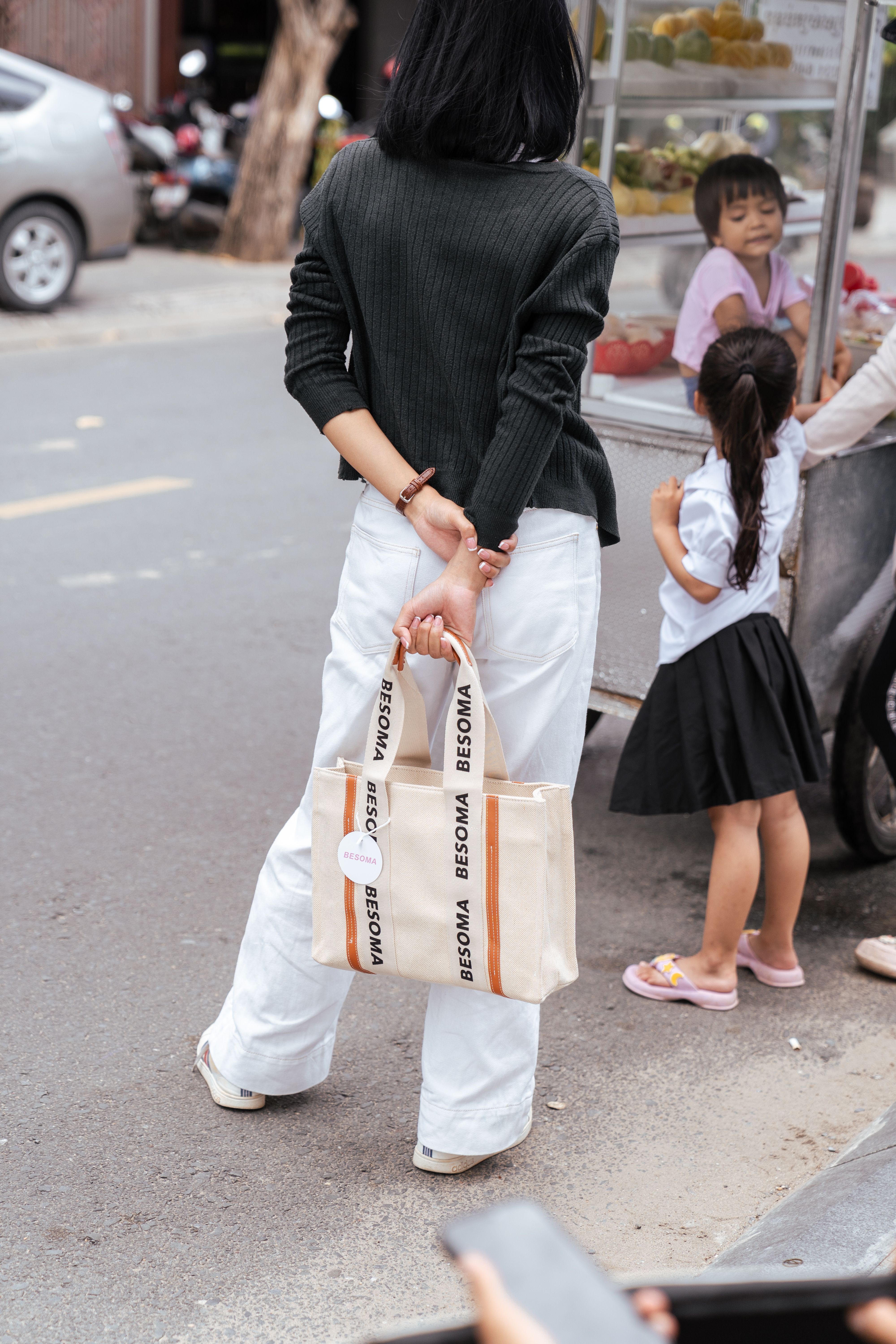 Women Holding Duffle Bag Photos, Download The BEST Free Women Holding ...