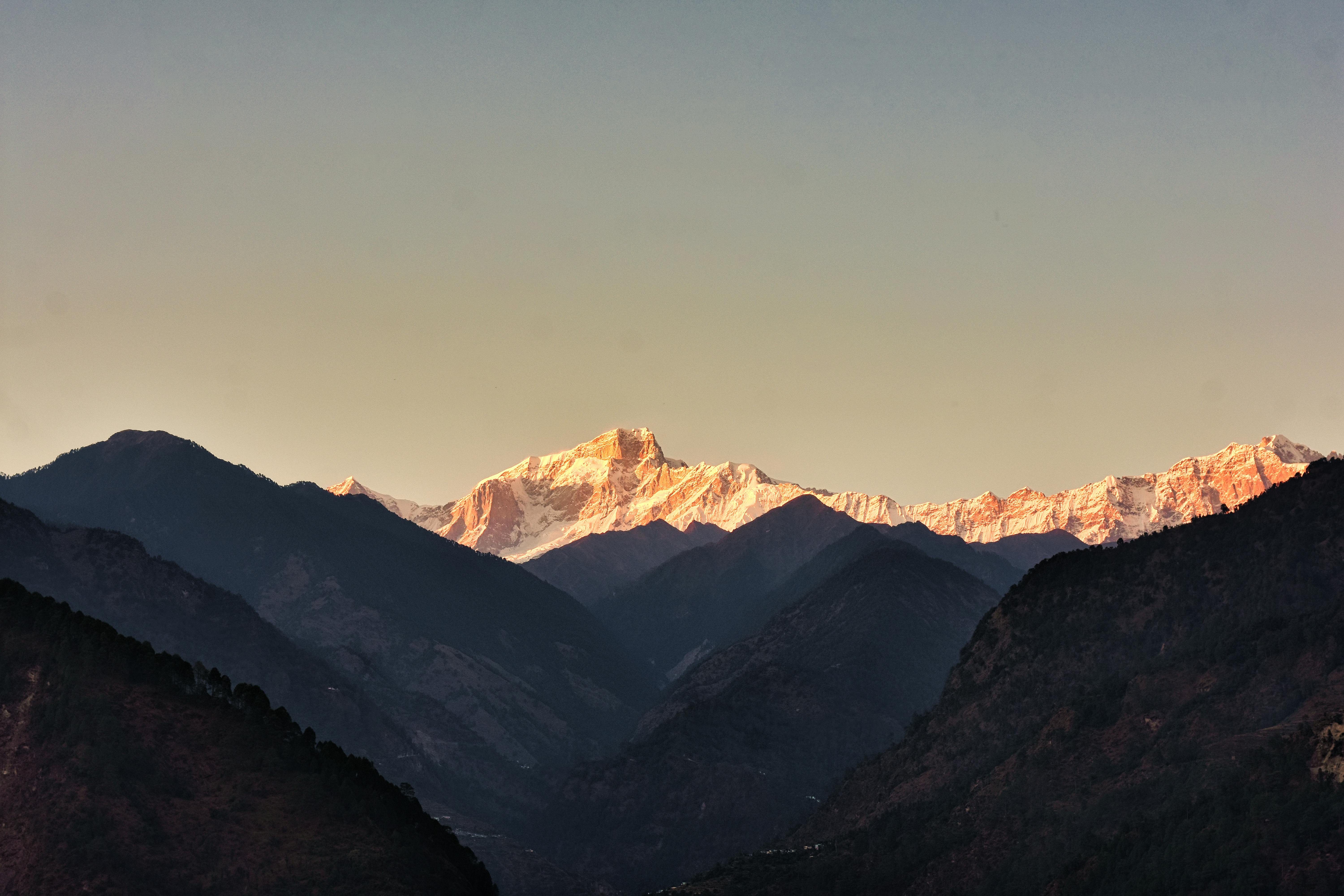 Sunlight over the Mountains at Dawn · Free Stock Photo