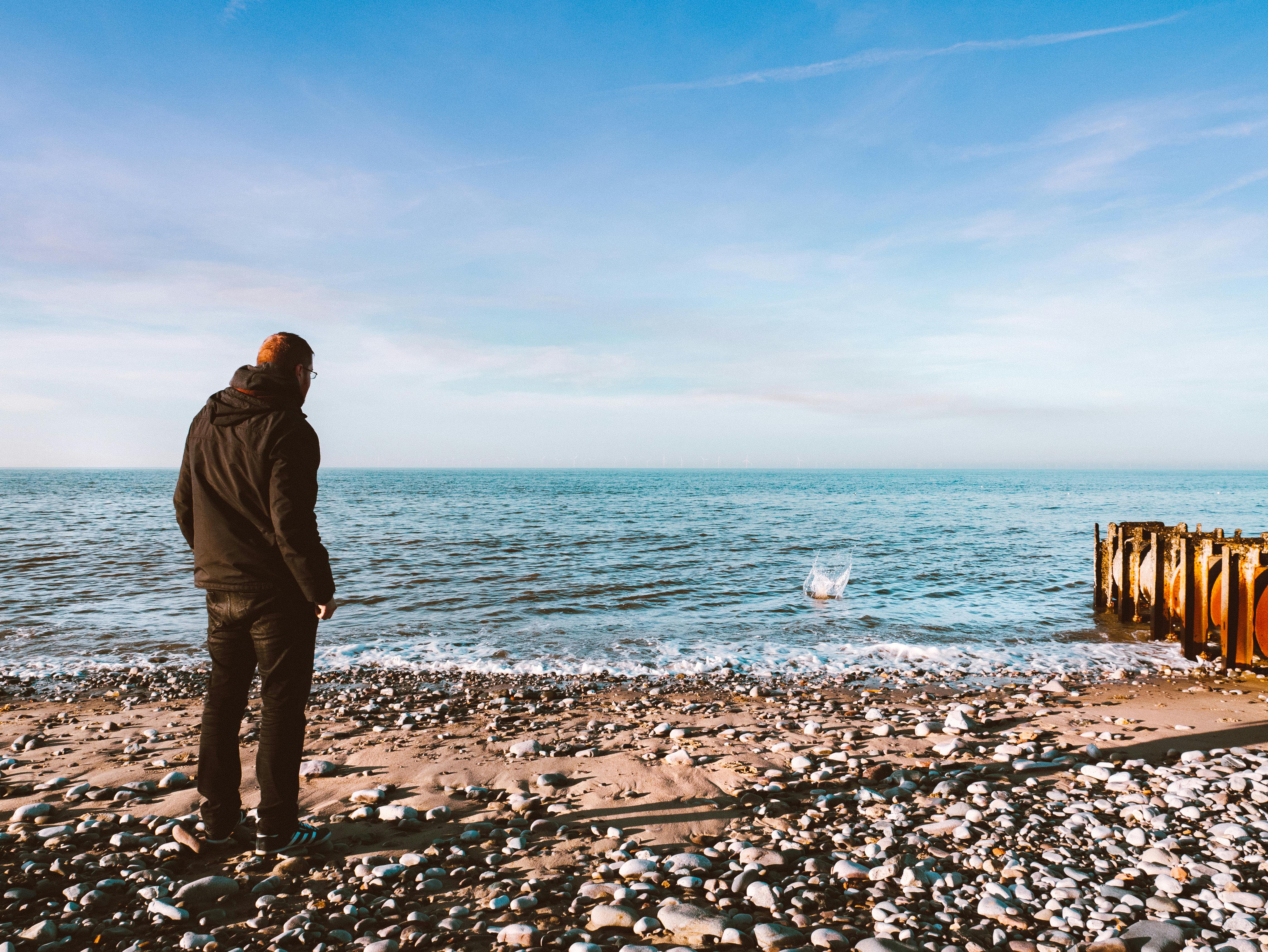 Homem Com Capuz Preto · Foto profissional gratuita