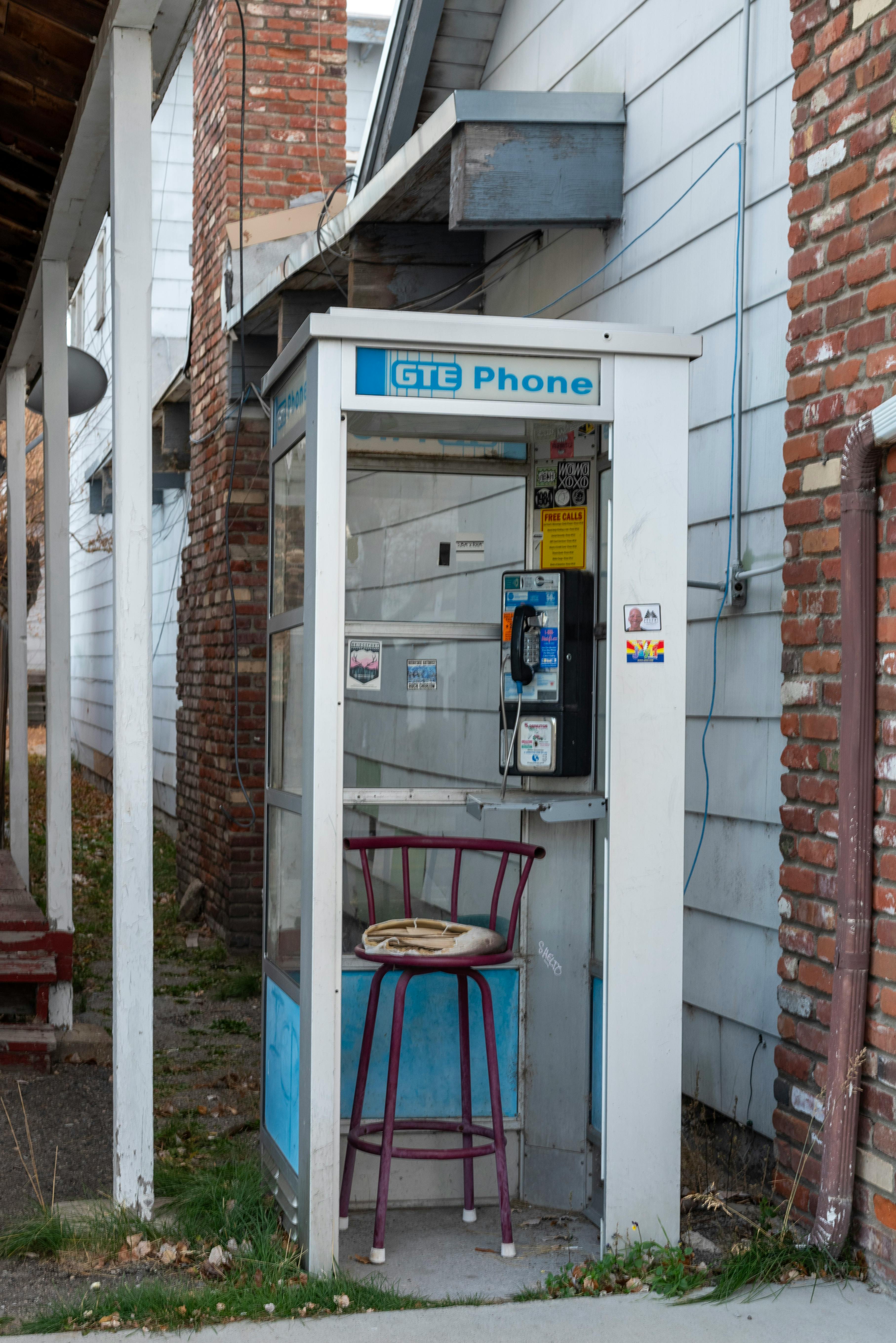 Black and Gray Telephone Booth · Free Stock Photo