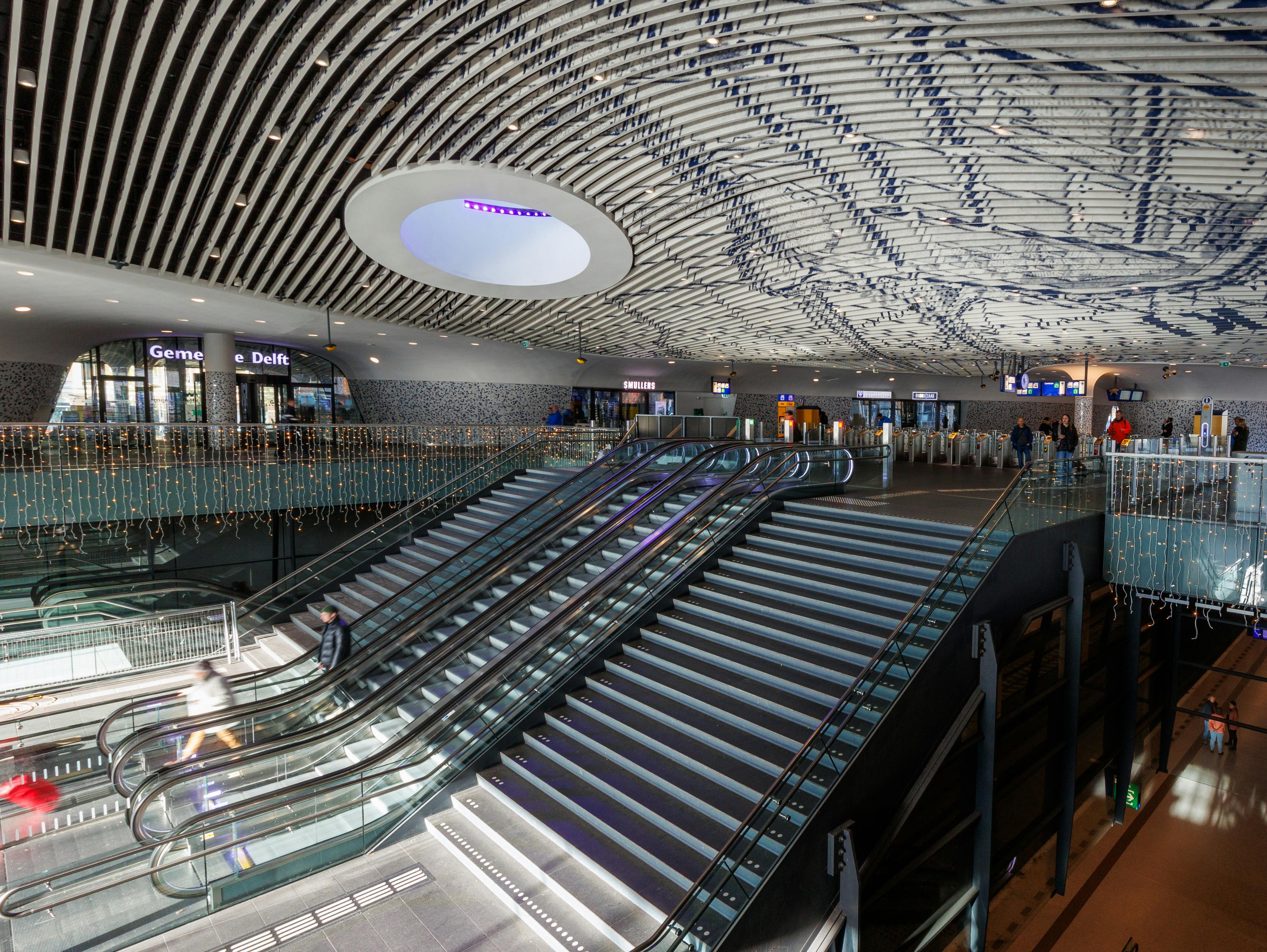 Wide Escalator in Terminal · Free Stock Photo