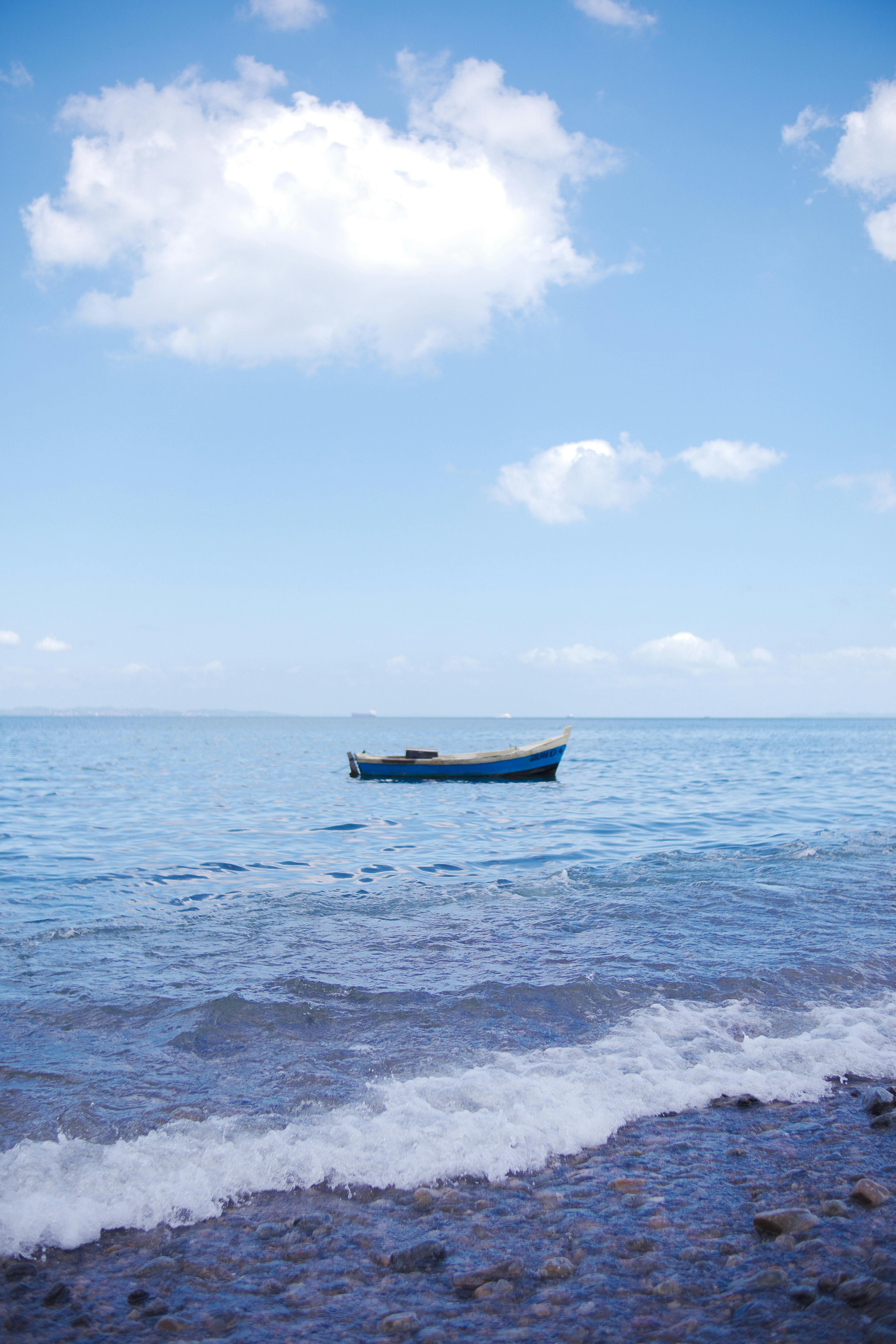 Empty Canoe on Seashore · Free Stock Photo