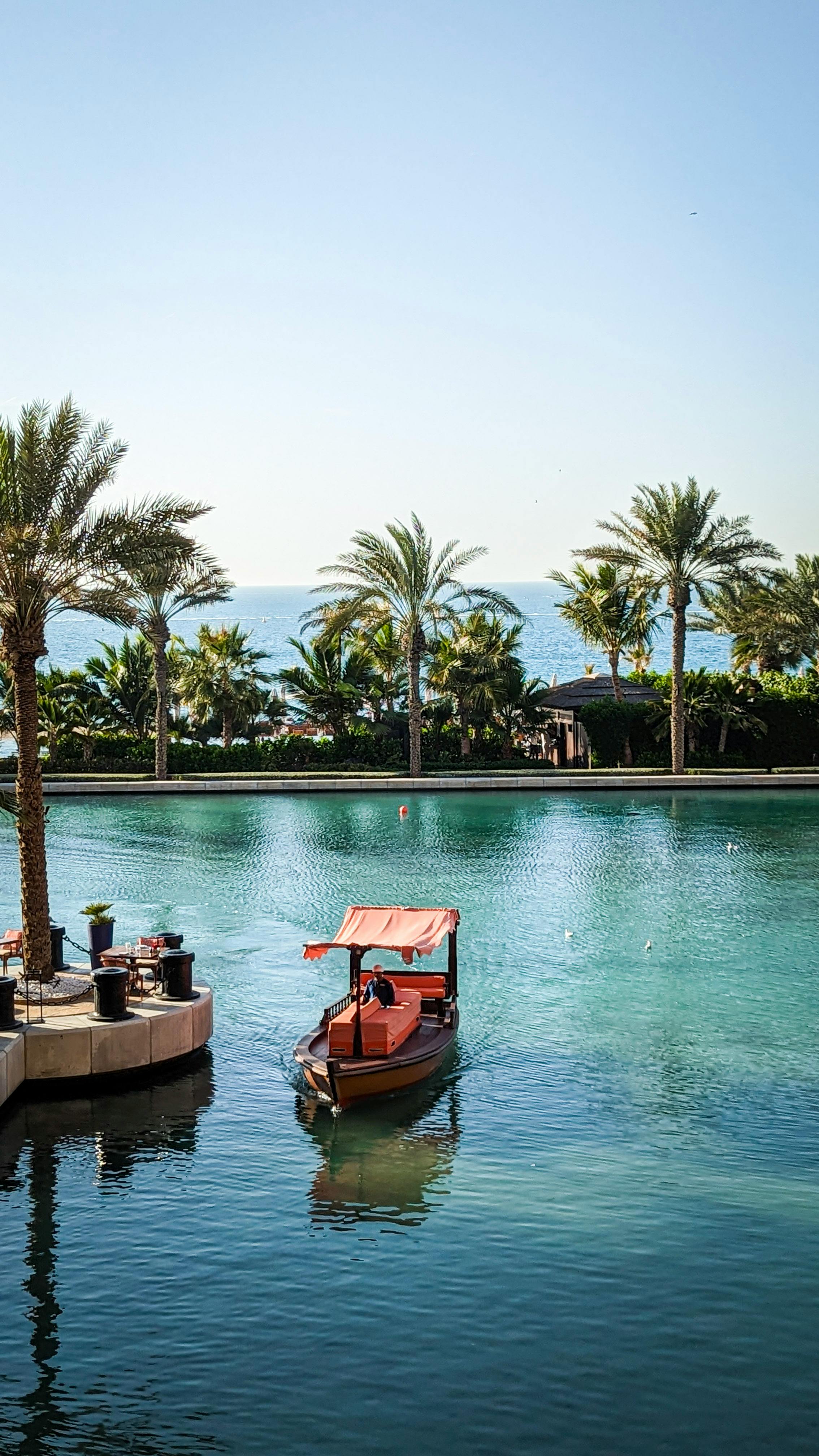 Boat on Tropical Lake · Free Stock Photo