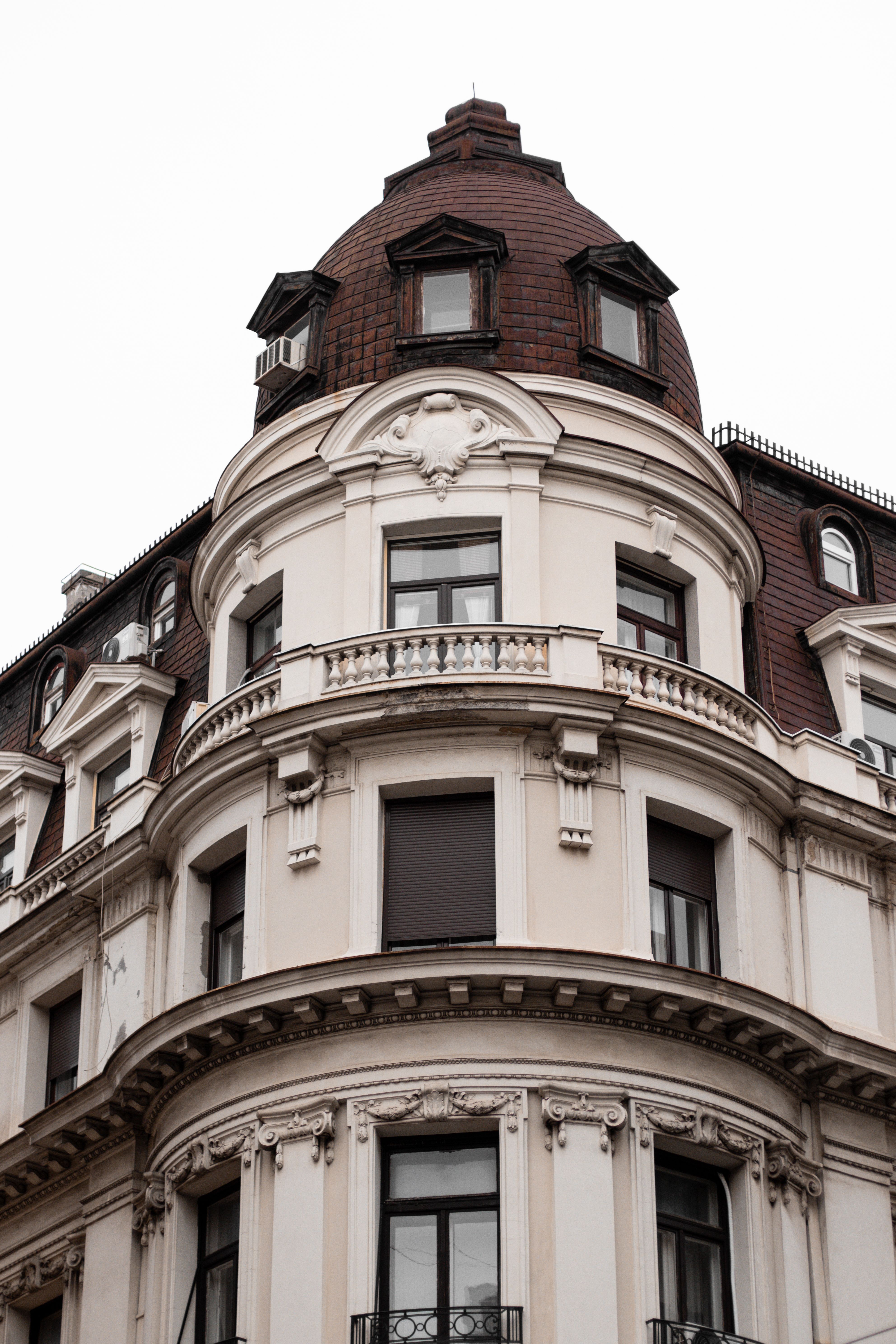 Corner of Building in City · Free Stock Photo