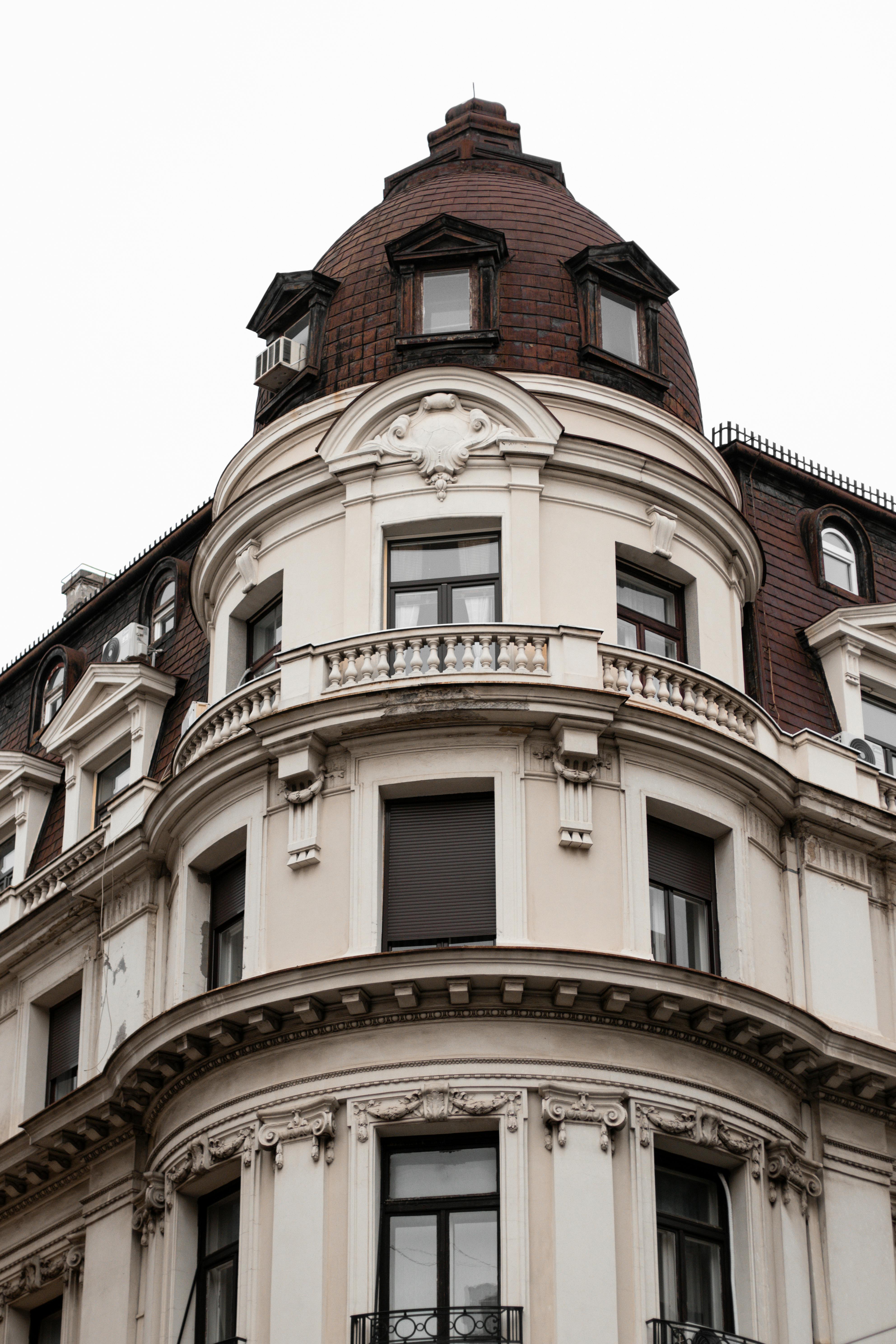 Corner of Building in City · Free Stock Photo