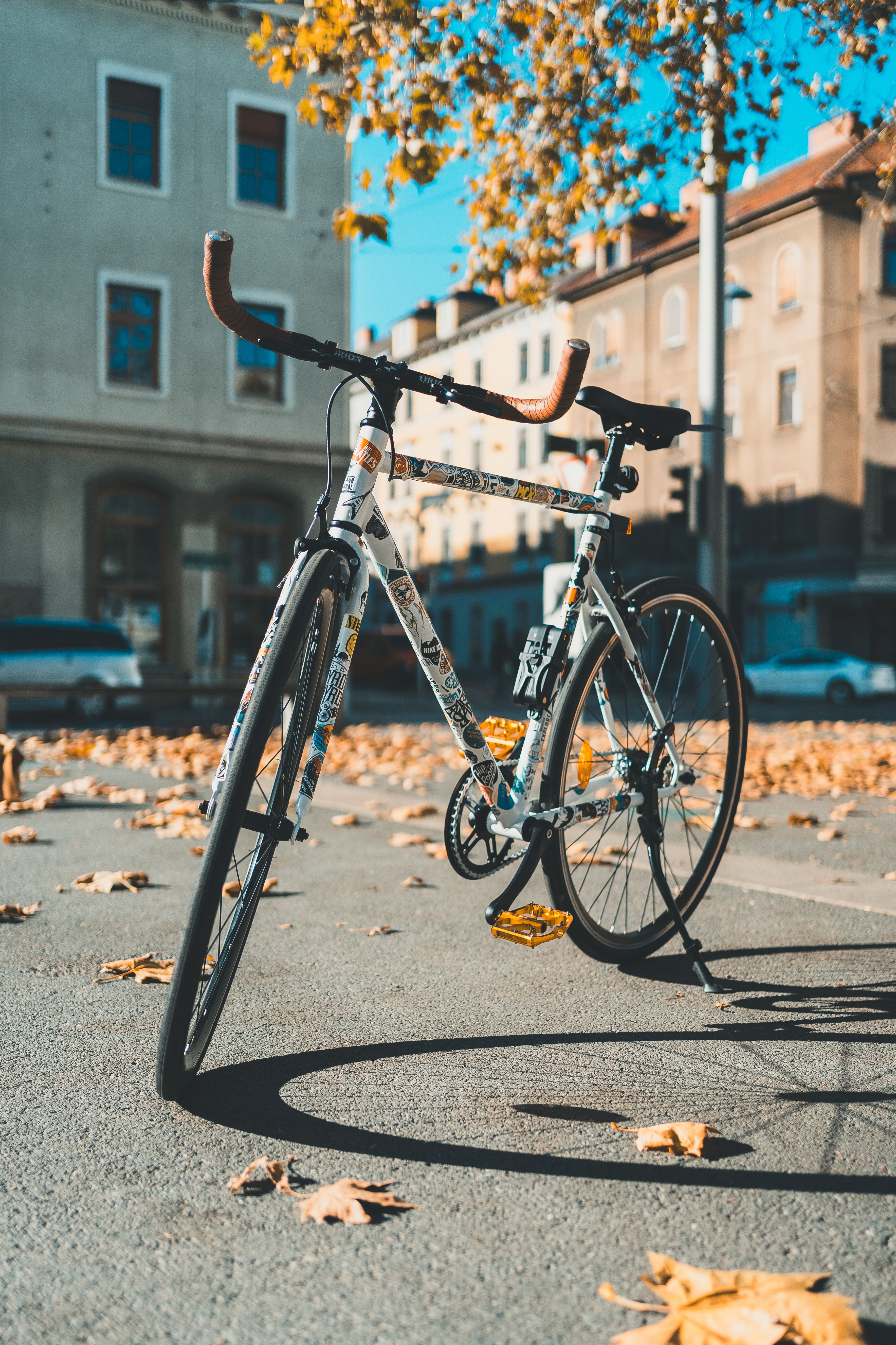 White City Bike Left on the Sidewalk · Free Stock Photo