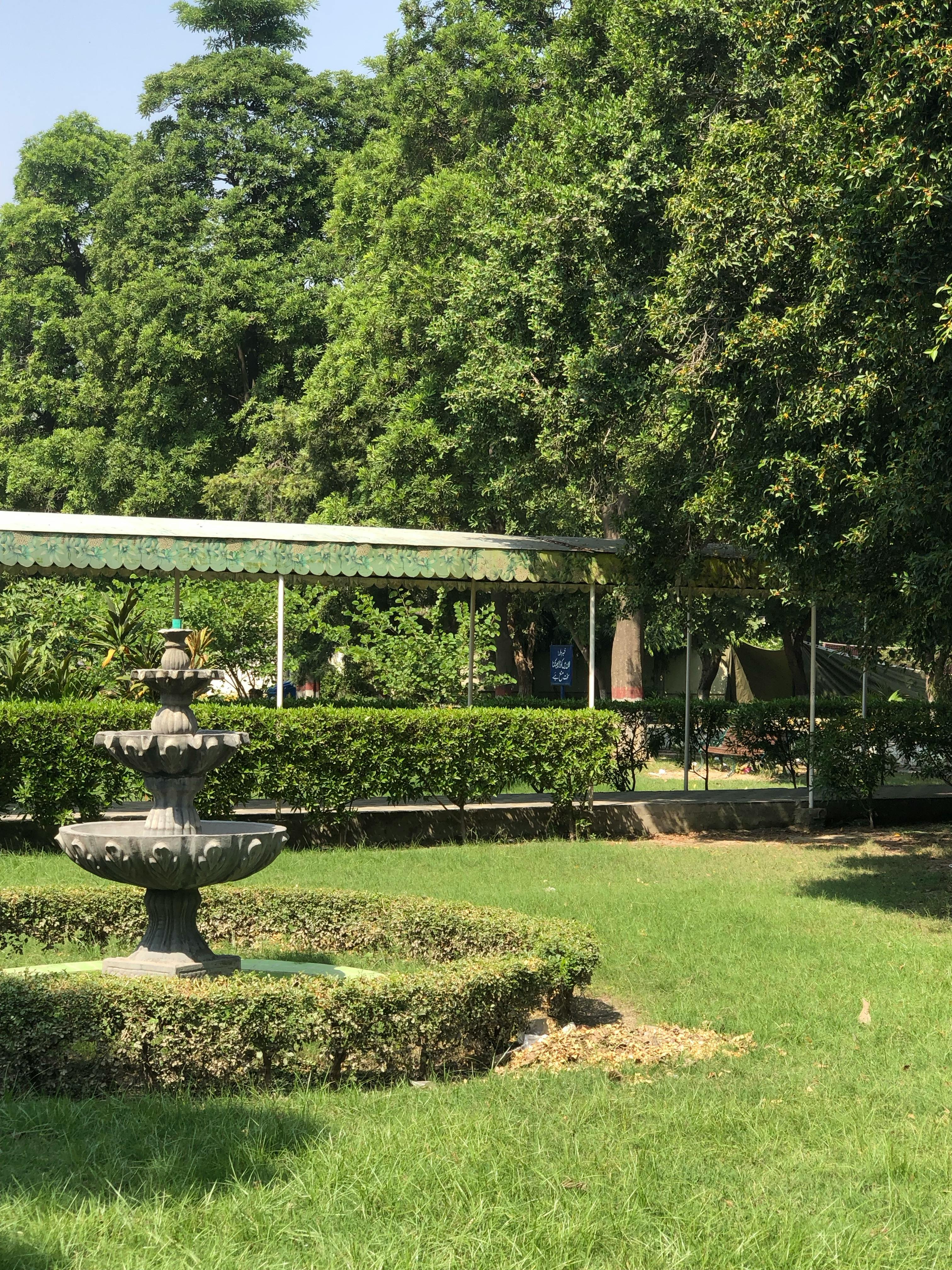 Fountain in the City Park · Free Stock Photo