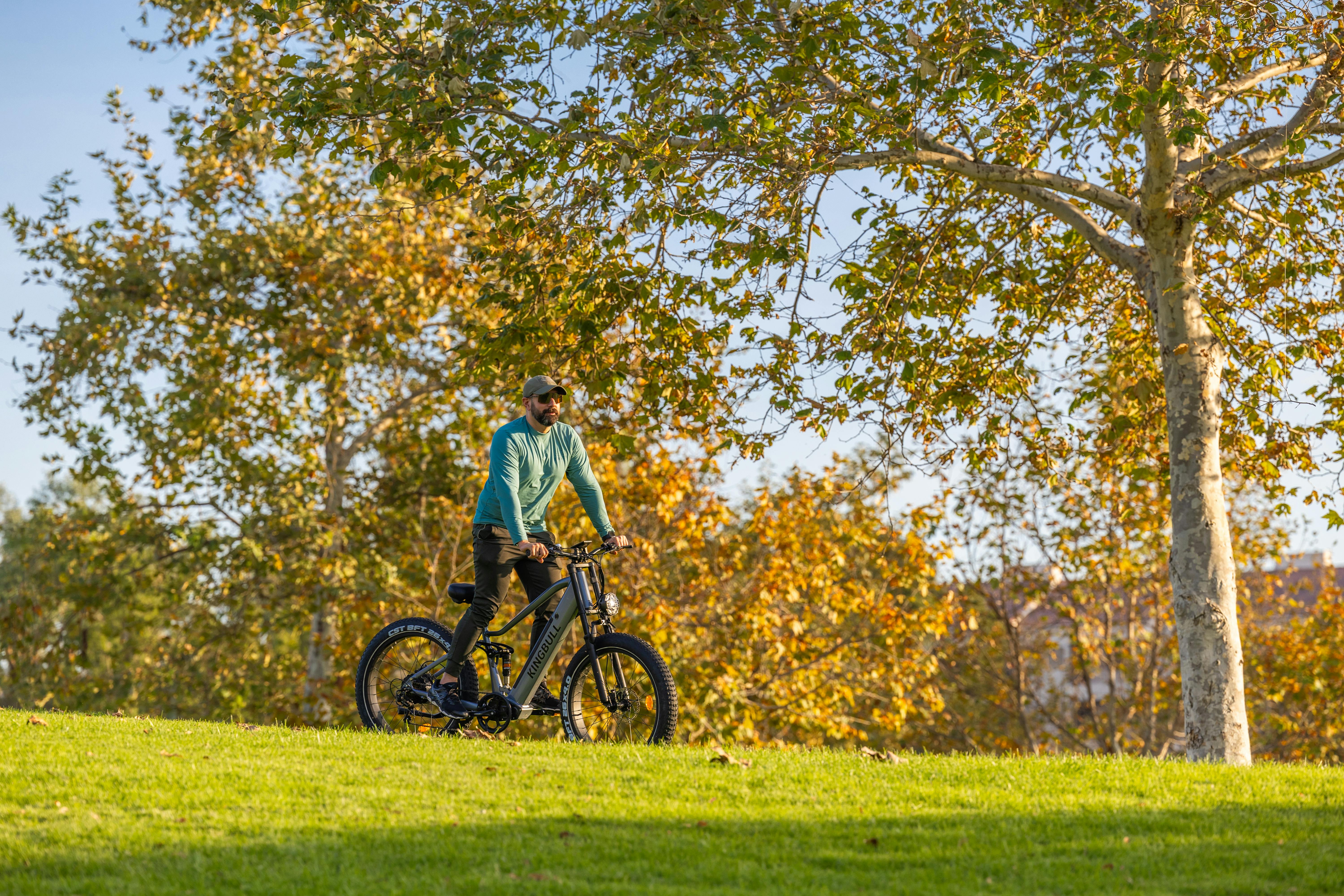 Cyclist Riding Around the Park · Free Stock Photo