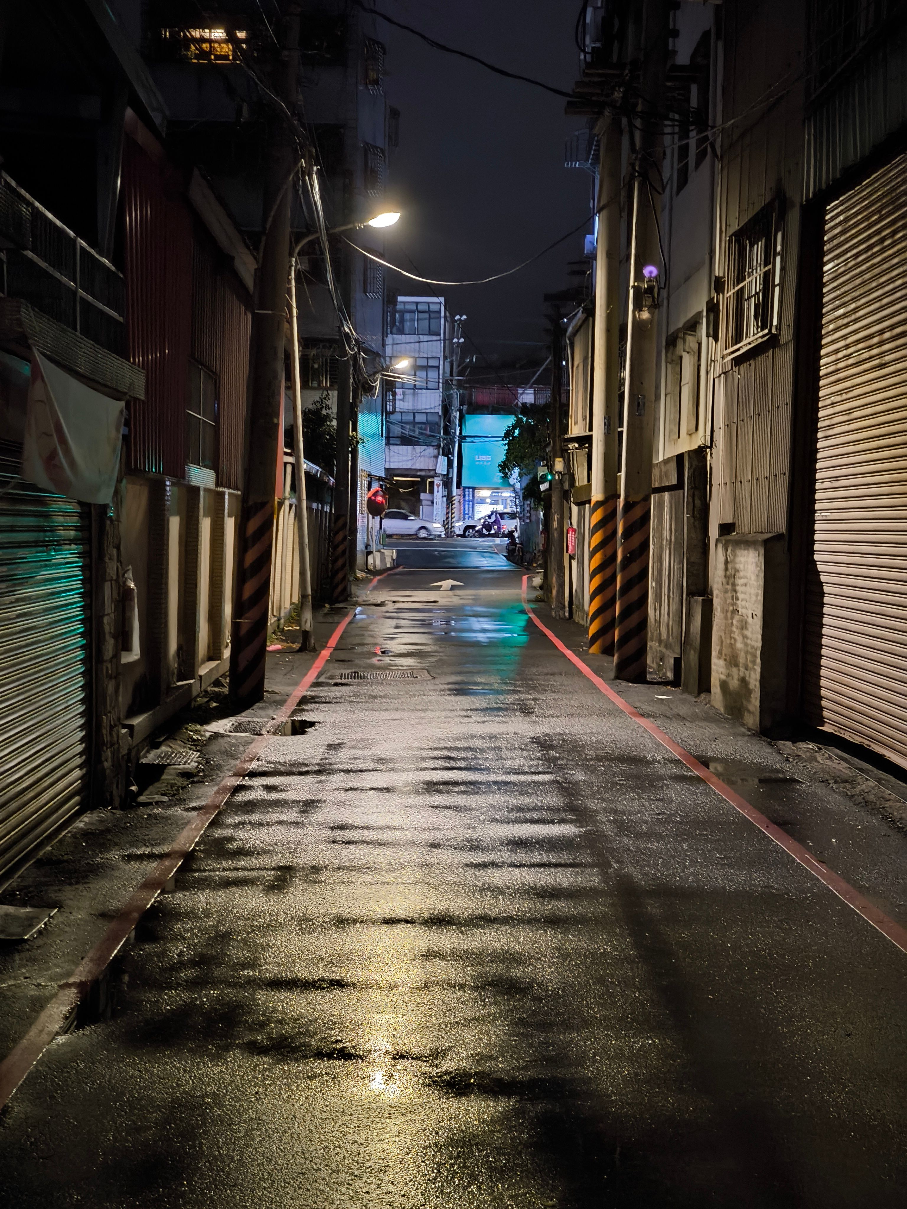 가로등 거리 세부 사항 거리 반사 거리의 관점 건축 고요한 밤 고요함 골목 도시 건축 도시 경관 도시 골목