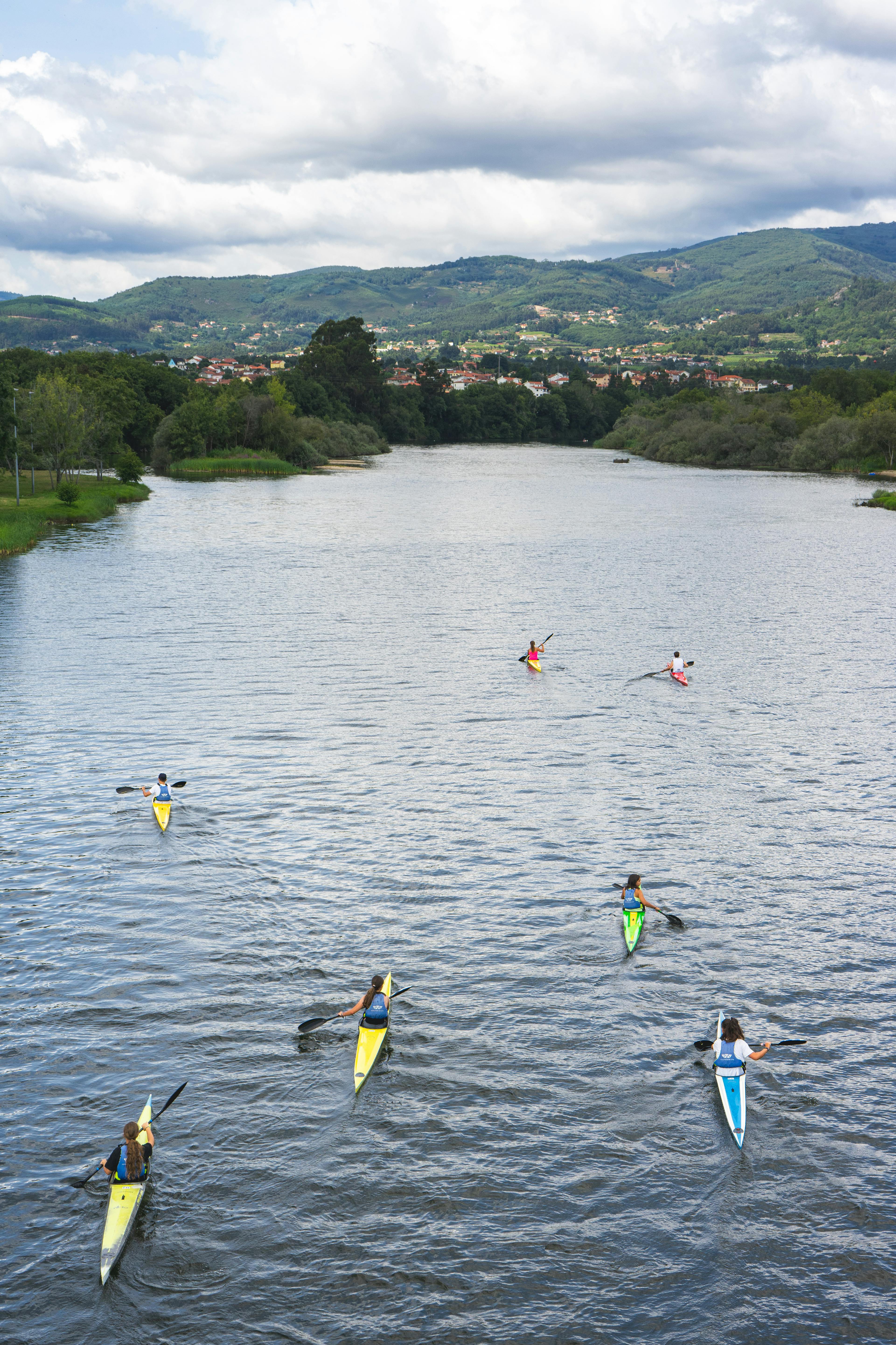 People rowing at the river at Ponte de Lima, Portugal. Juli 20 2023 ...