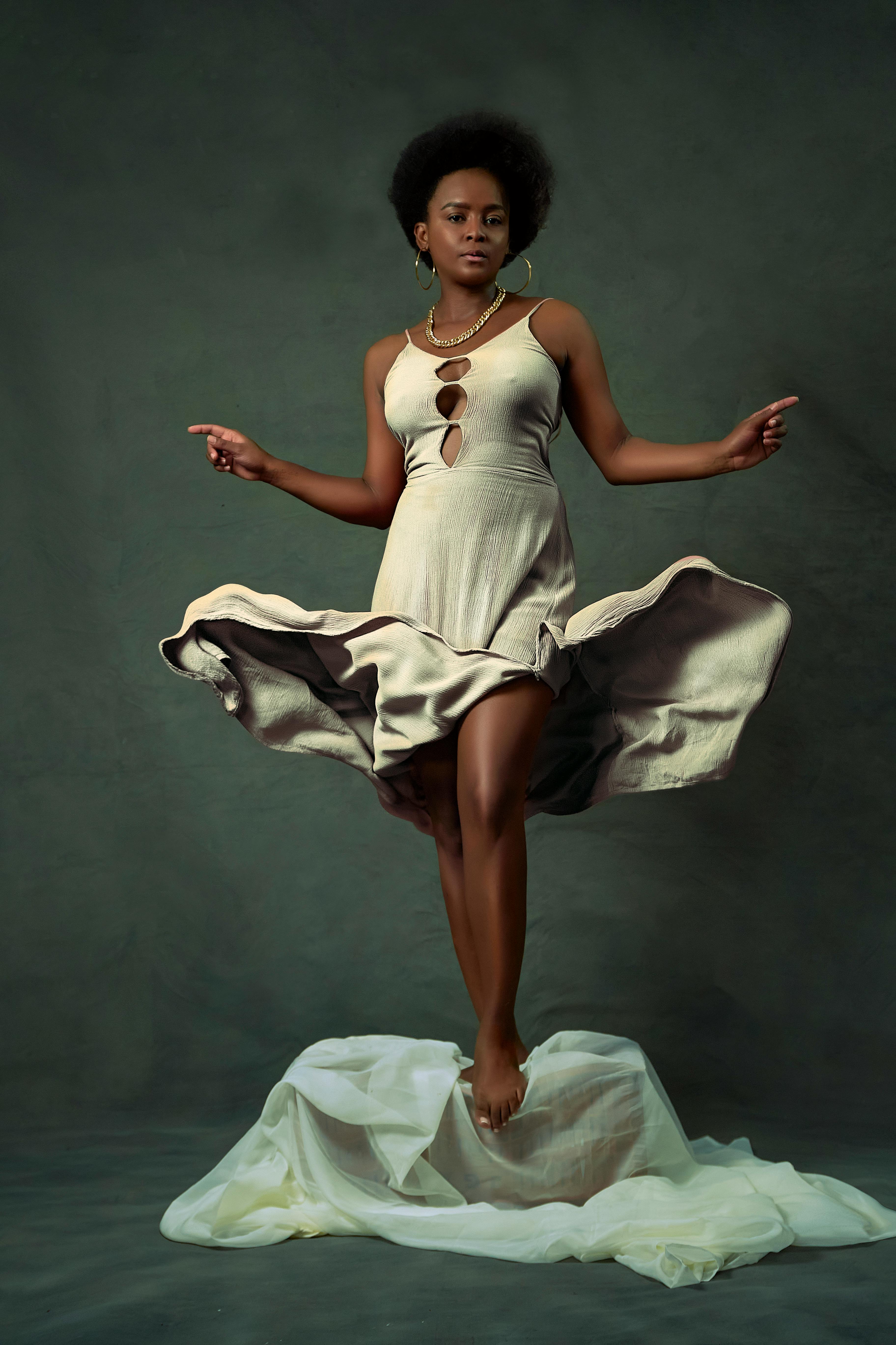 Kostenloses Foto zum Thema: action, bewegung, brünette, frau, kleid ...