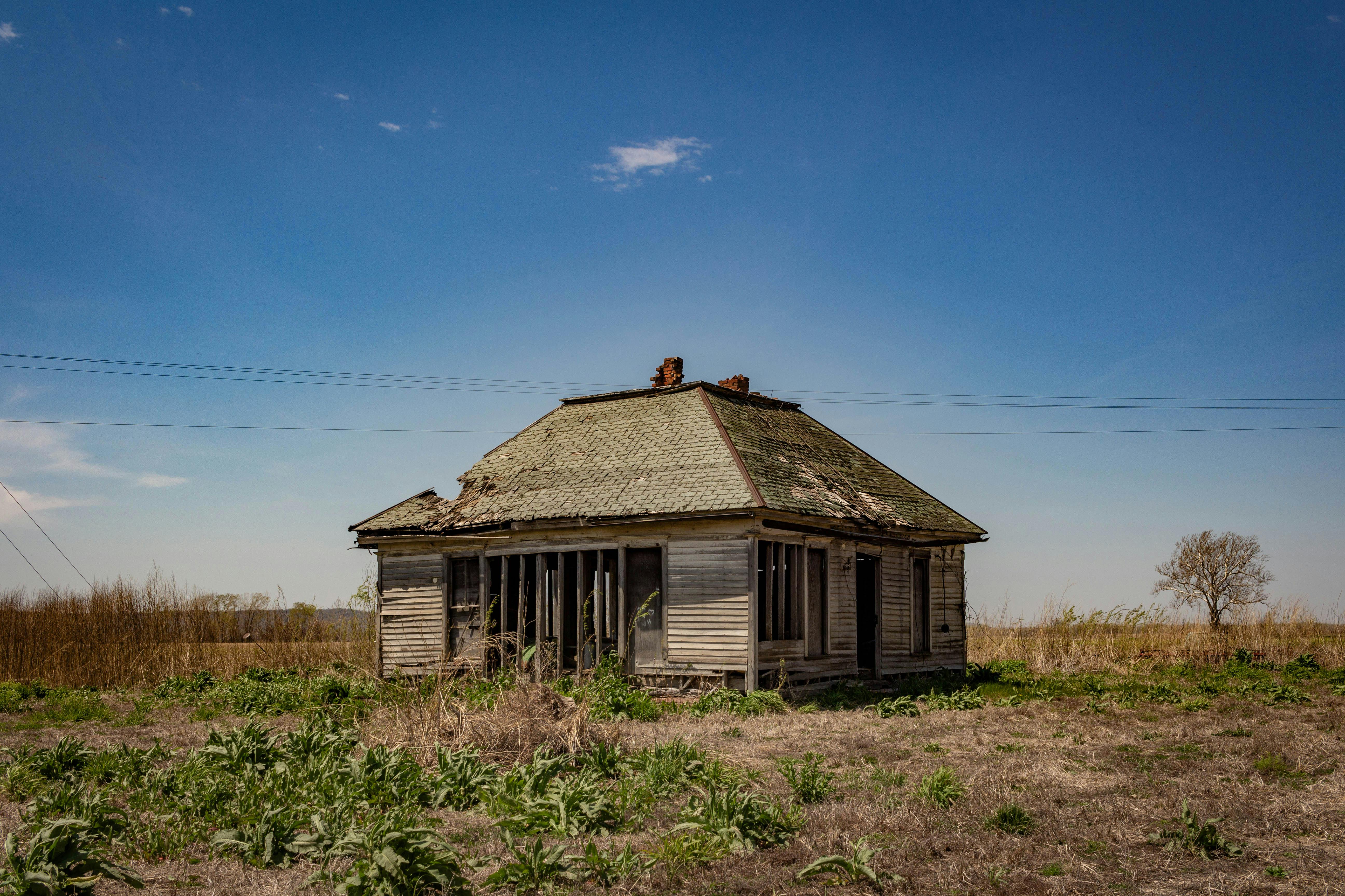 Abandoned House on Field · Free Stock Photo