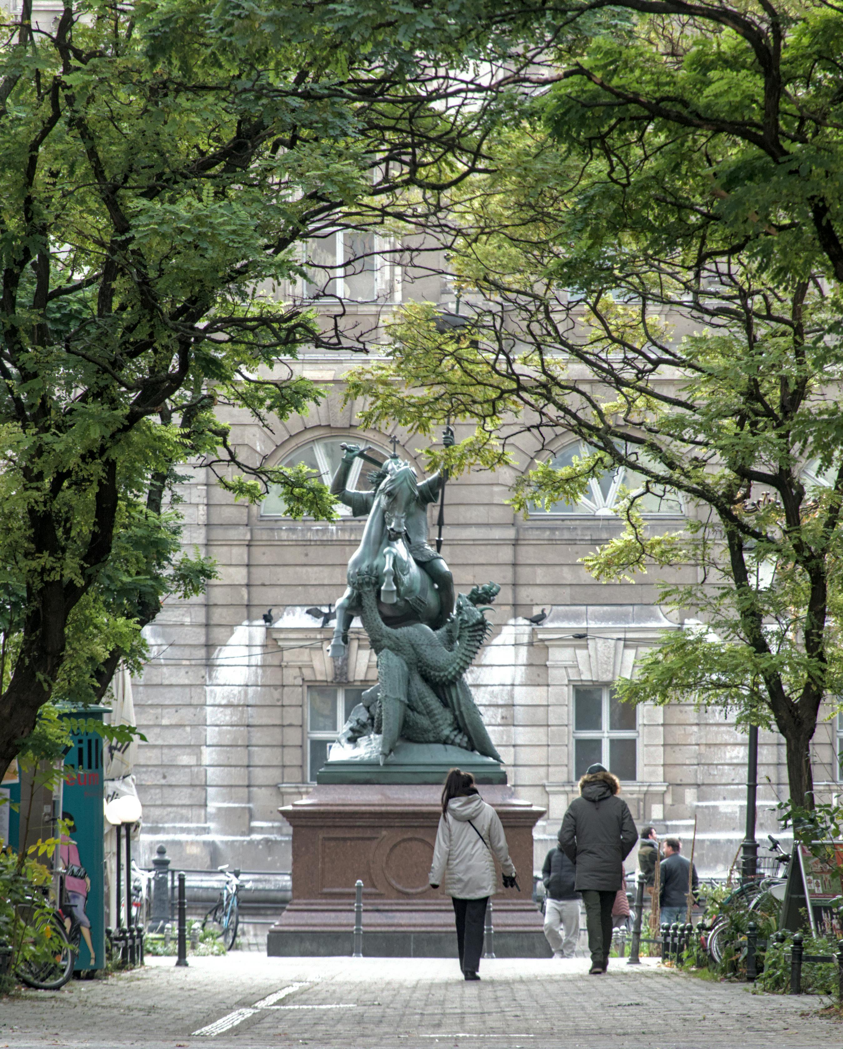 Statue in Park in Town · Free Stock Photo