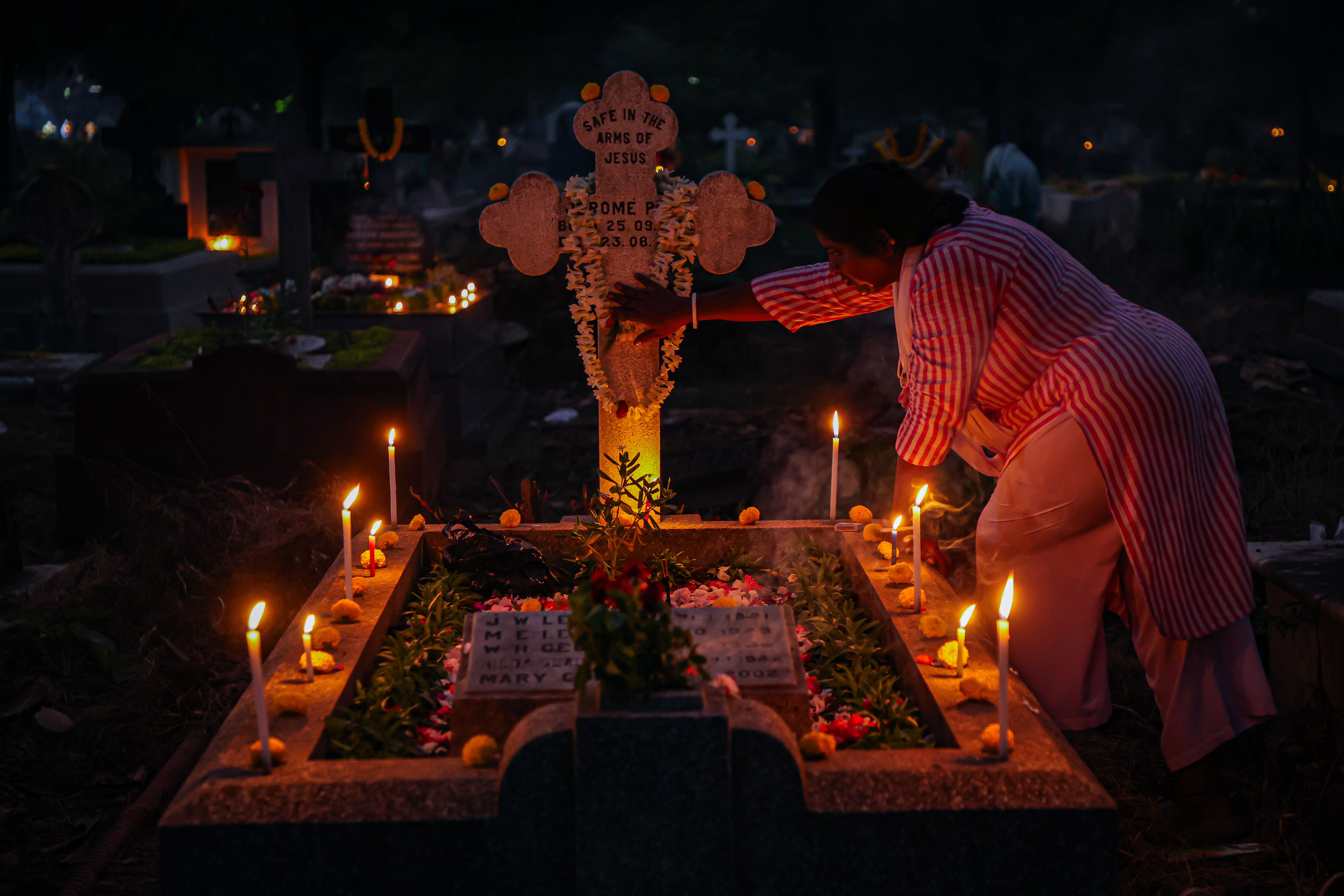 Foto de stock gratuita sobre catolicismo, cementerio, conmemoración ...