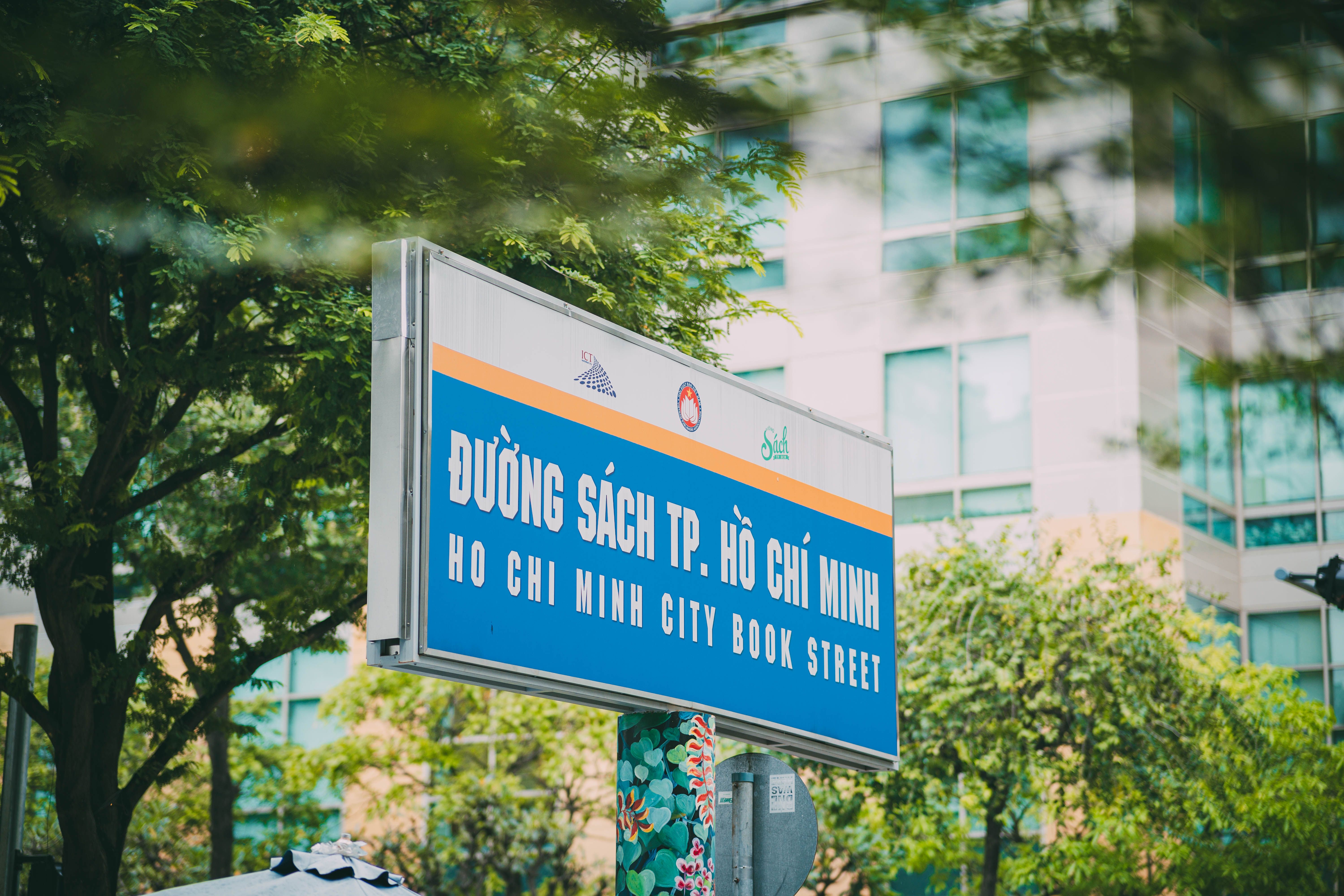 Destination Sign on a Street · Free Stock Photo